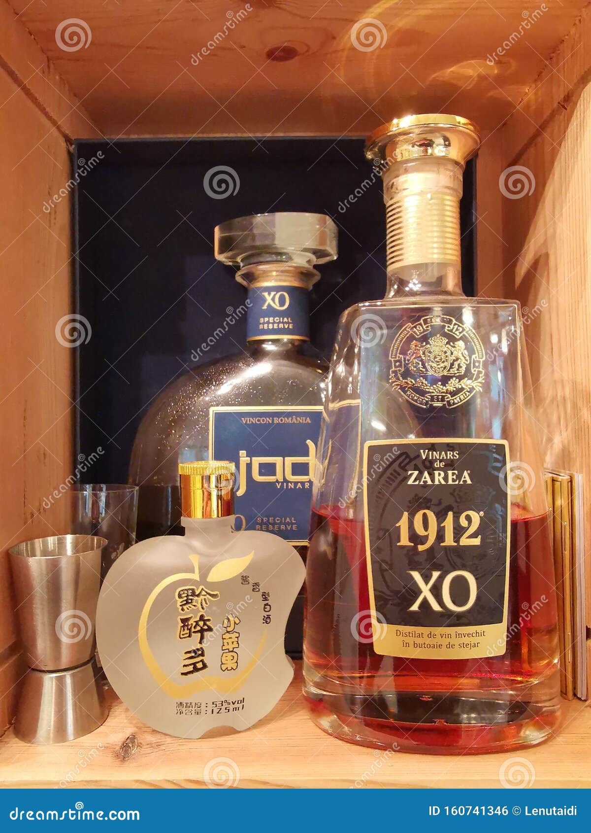 Frasco De Vinares De Zarea 1912 XO Foto editorial - Imagen de calidad ...