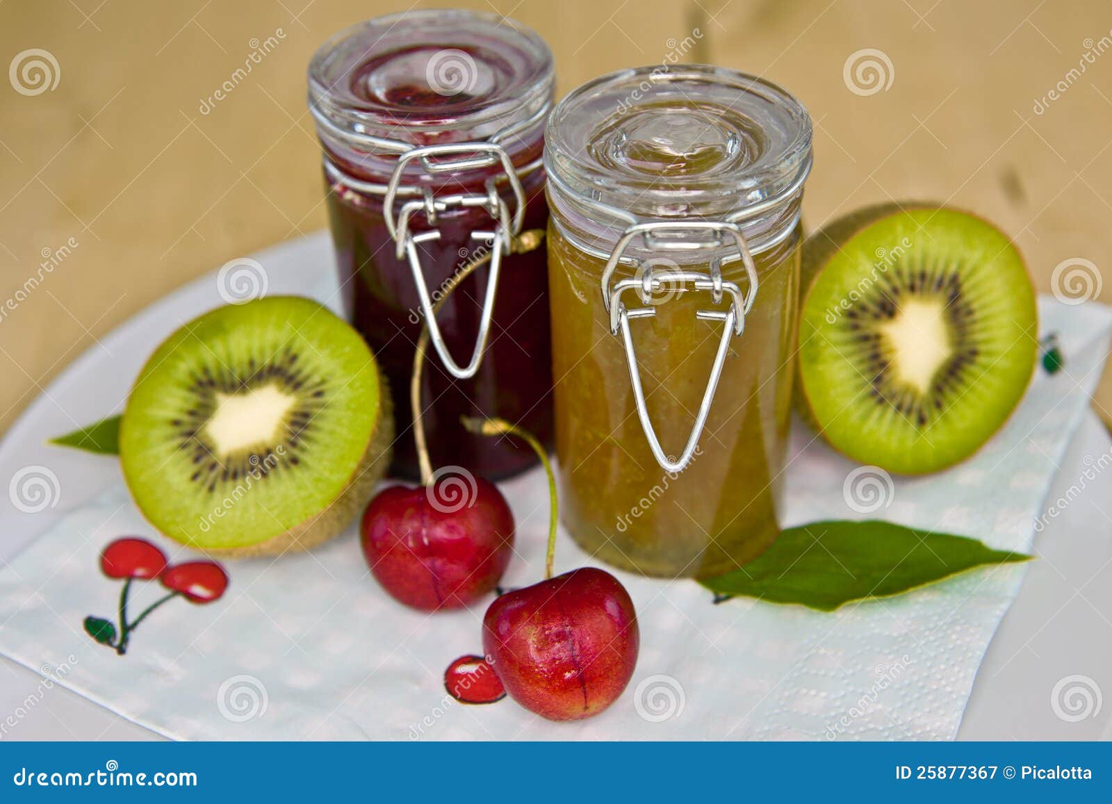 Frascos com doce de fruta imagem de stock. Imagem de doce - 25877367