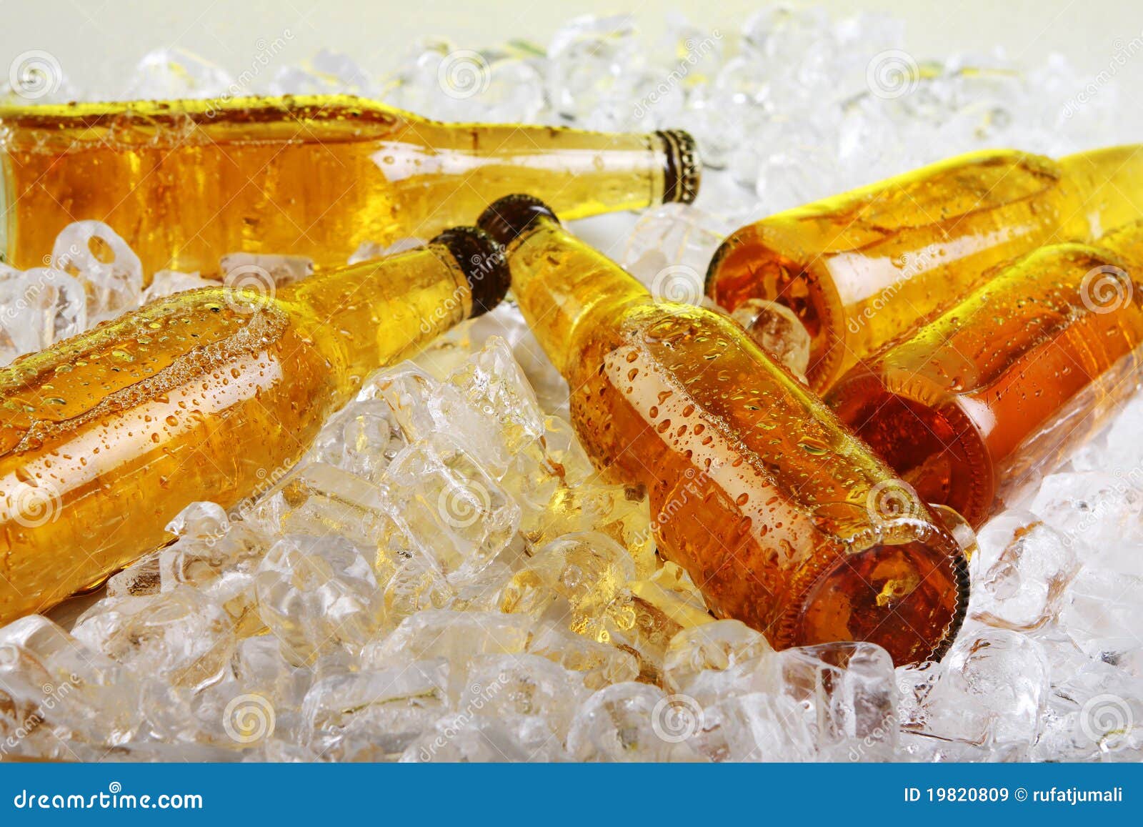 Frascos Da Cerveja Que Encontram-se No Gelo Imagem de Stock - Imagem de ...