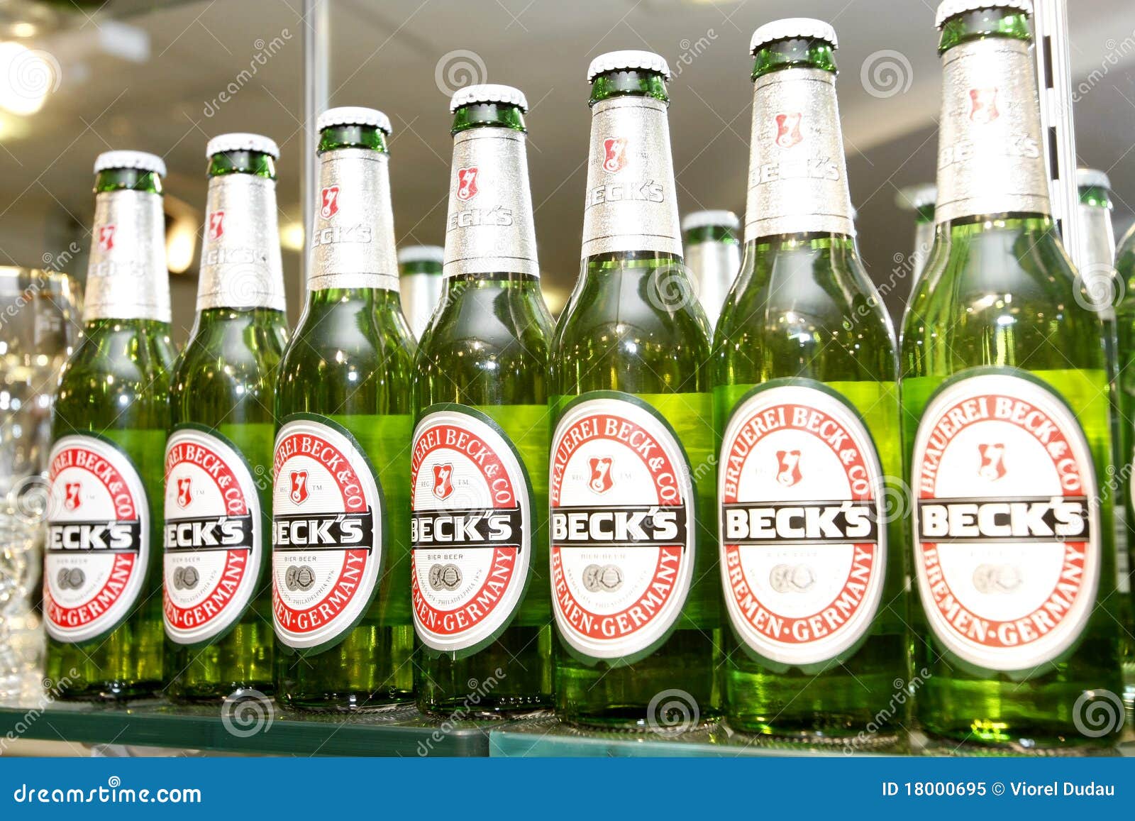 Frascos De Cerveja Do Beck Na Barra Imagem Editorial - Imagem de ...