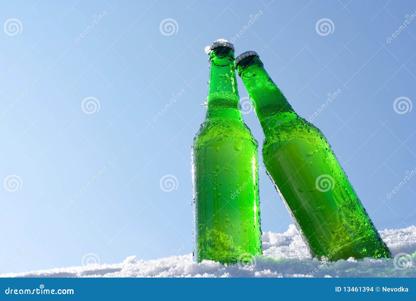 Frascos de cerveja na neve foto de stock. Imagem de fresco - 13461394