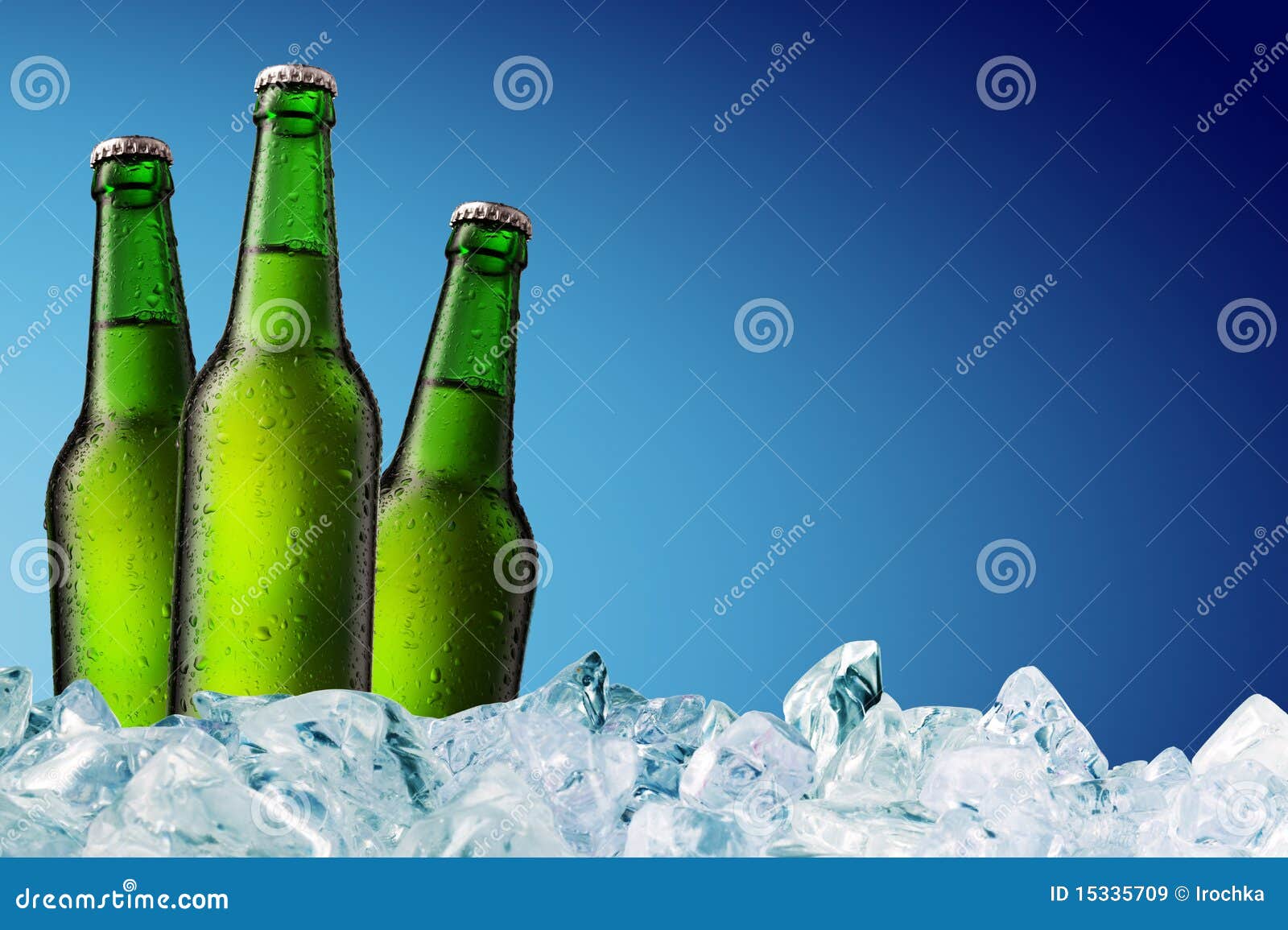 Frascos de cerveja no gelo imagem de stock. Imagem de engarrafado ...