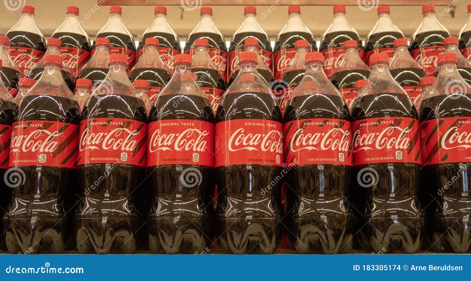 Frascos de coca cola imagem de stock editorial. Imagem de sorvido ...