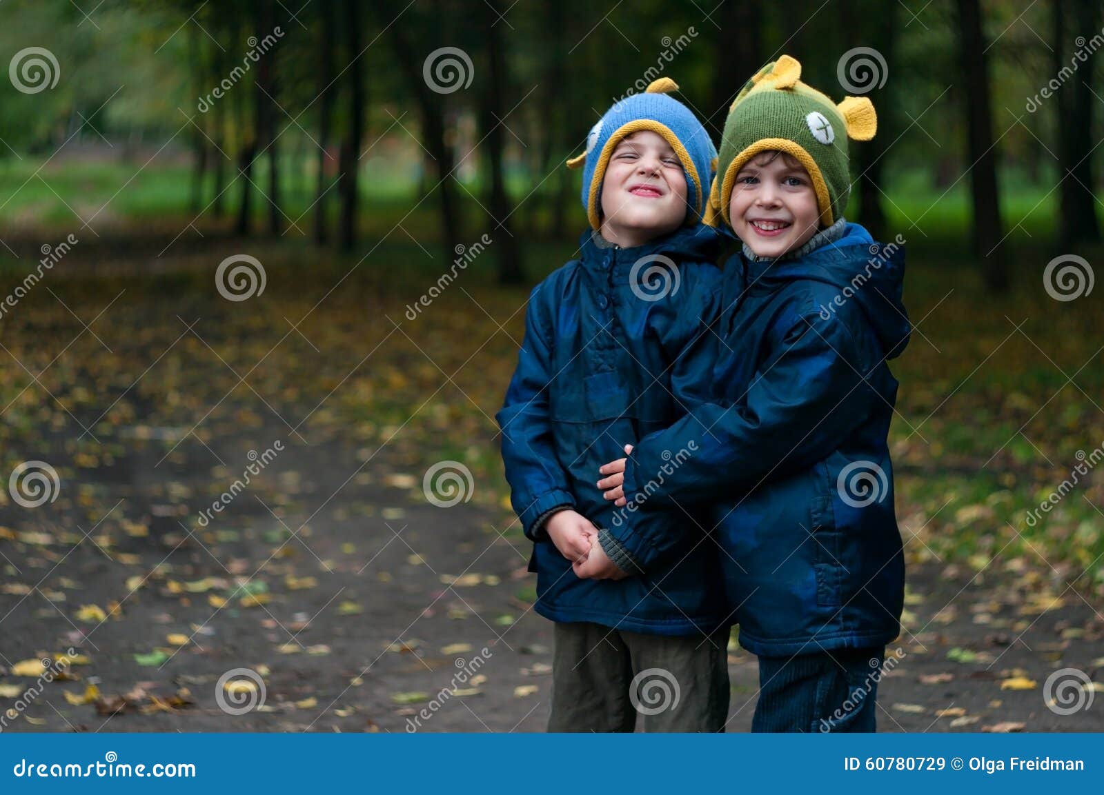 Fratelli Di Gemelli Monozigoti Abbracciati Con L'espressione Falsa ...