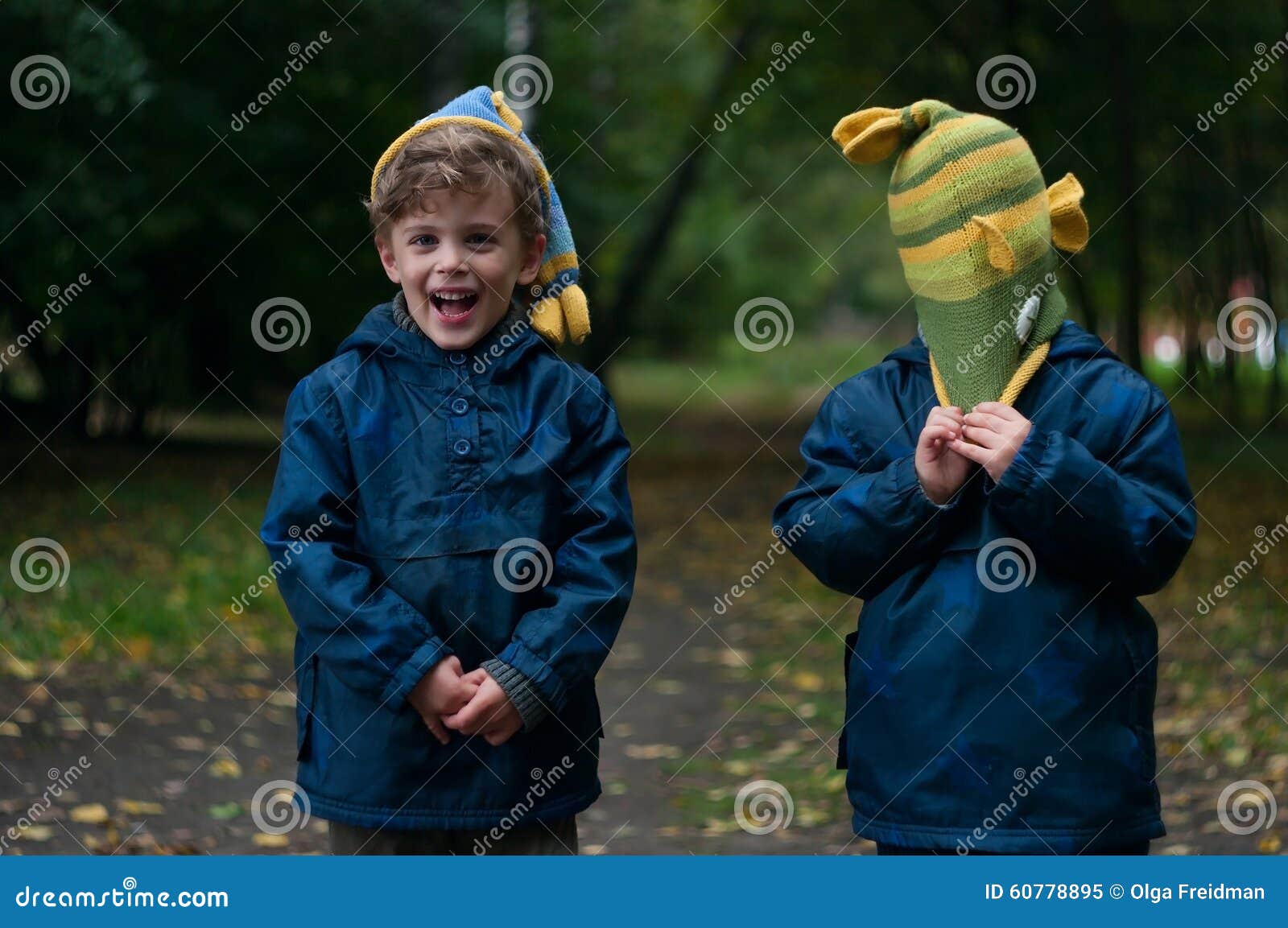 Fratelli Di Gemelli Monozigoti Che Scherzano Con Il Cappello Immagine ...