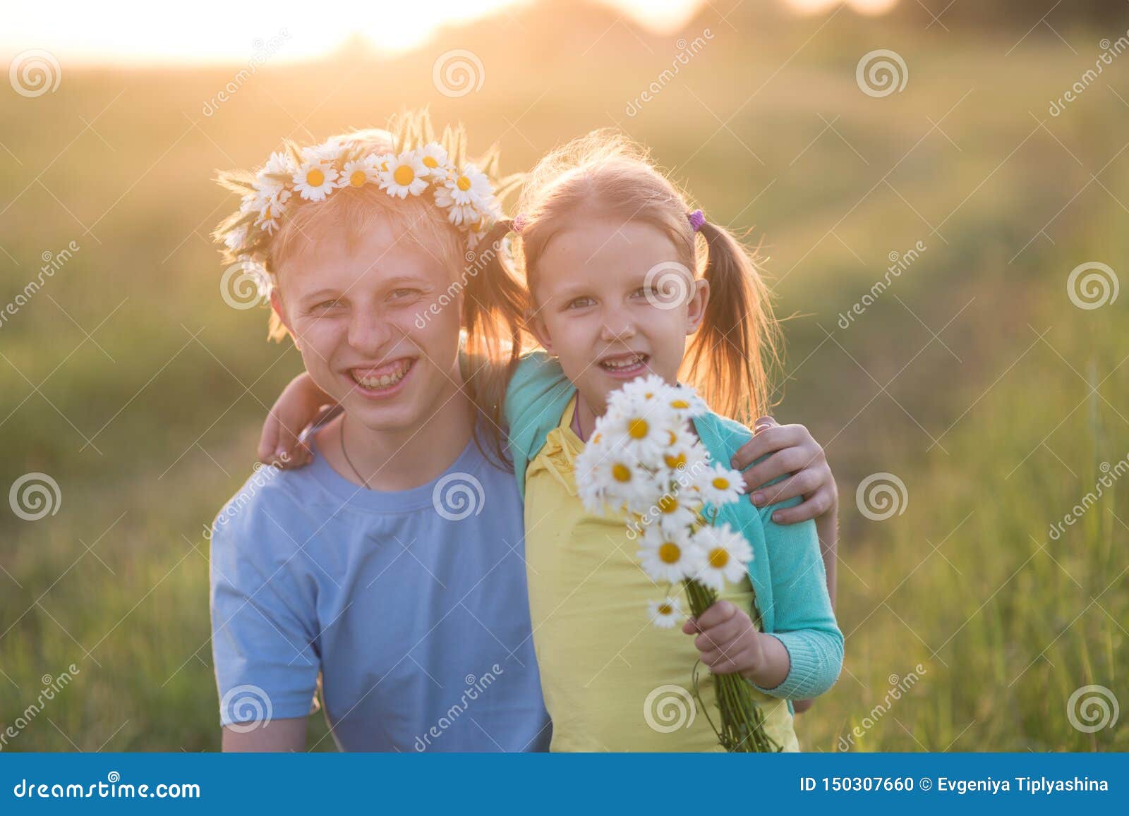 Fratello E Sorella Minore in Campo Fotografia Stock - Immagine di nave ...
