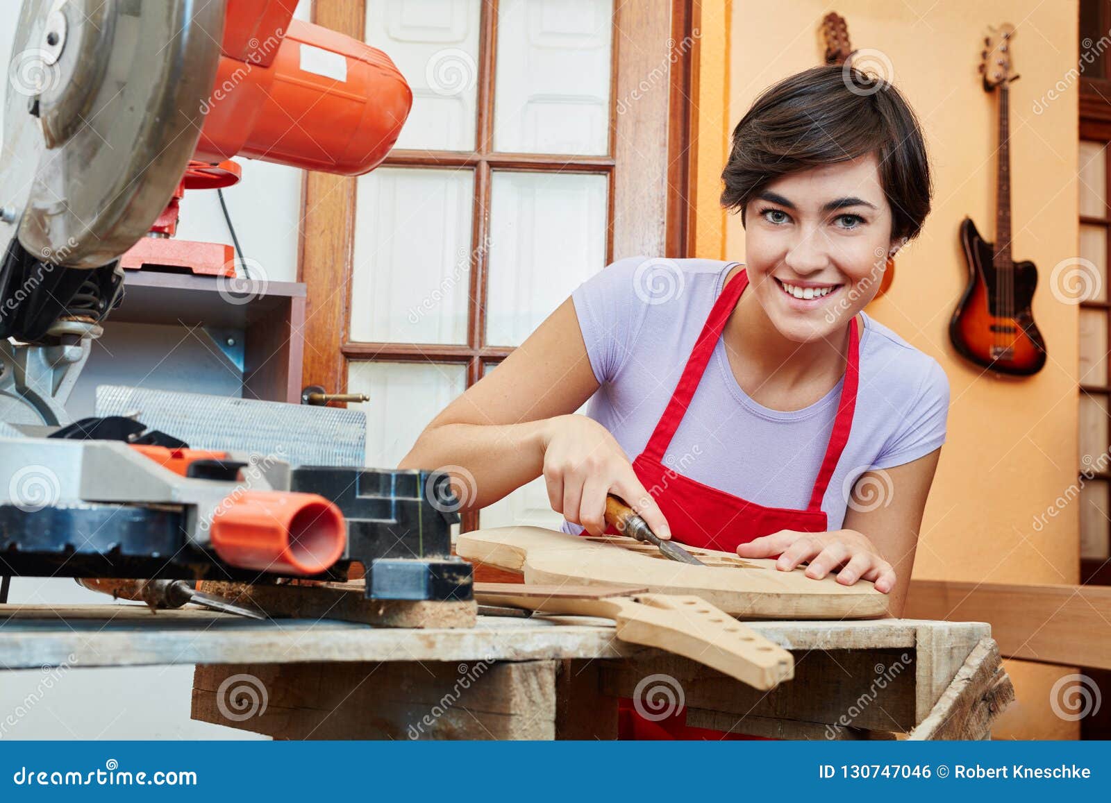 Frau Als Handwerker in Der Holzbearbeitungslehre Stockfoto - Bild von ...