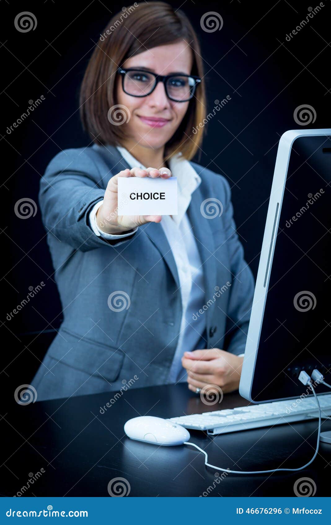 Frau Arbeitet am Computer Und am Zeigen Einer Karte Mit Text Stockfoto ...