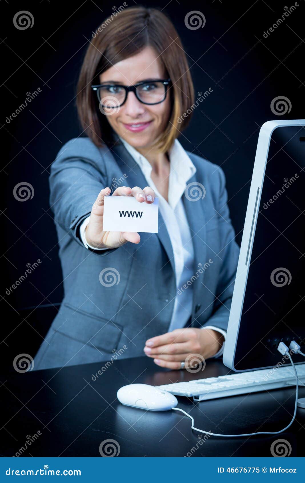Frau Arbeitet am Computer Und am Zeigen Einer Karte Mit Text Stockbild ...