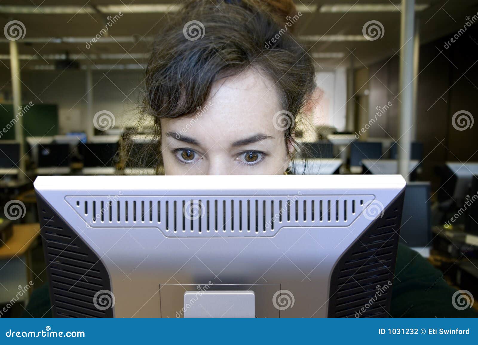 Frau auf Computer. stockfoto. Bild von intensiv, knall - 1031232