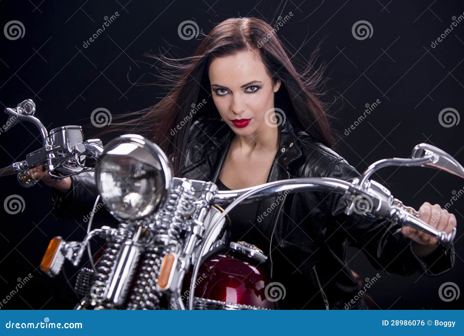 Frau auf dem Motorrad stockfoto. Bild von fahrzeuge, sinnlichkeit ...