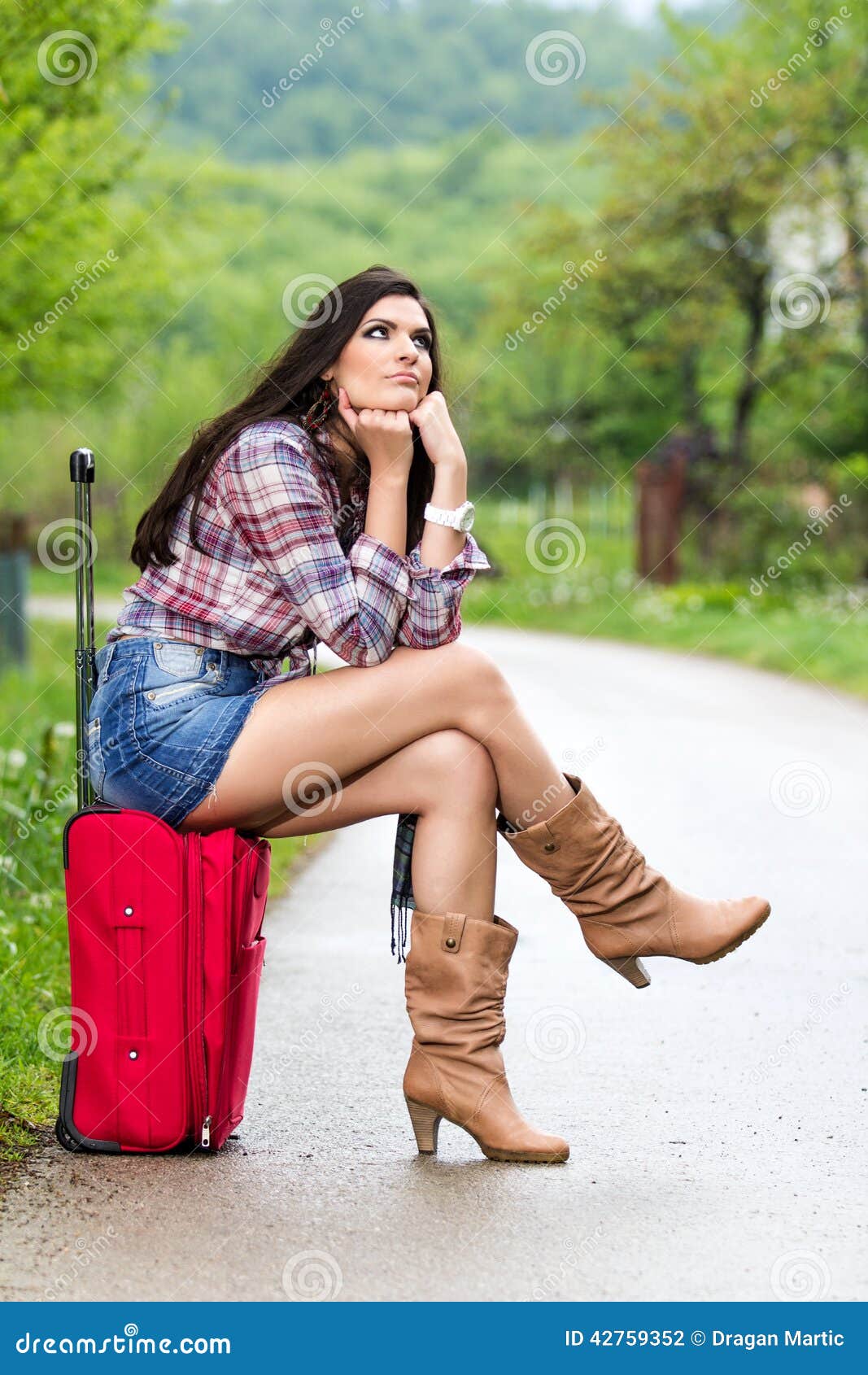 Frau auf der Straße stockfoto. Bild von benötigt, person - 42759352