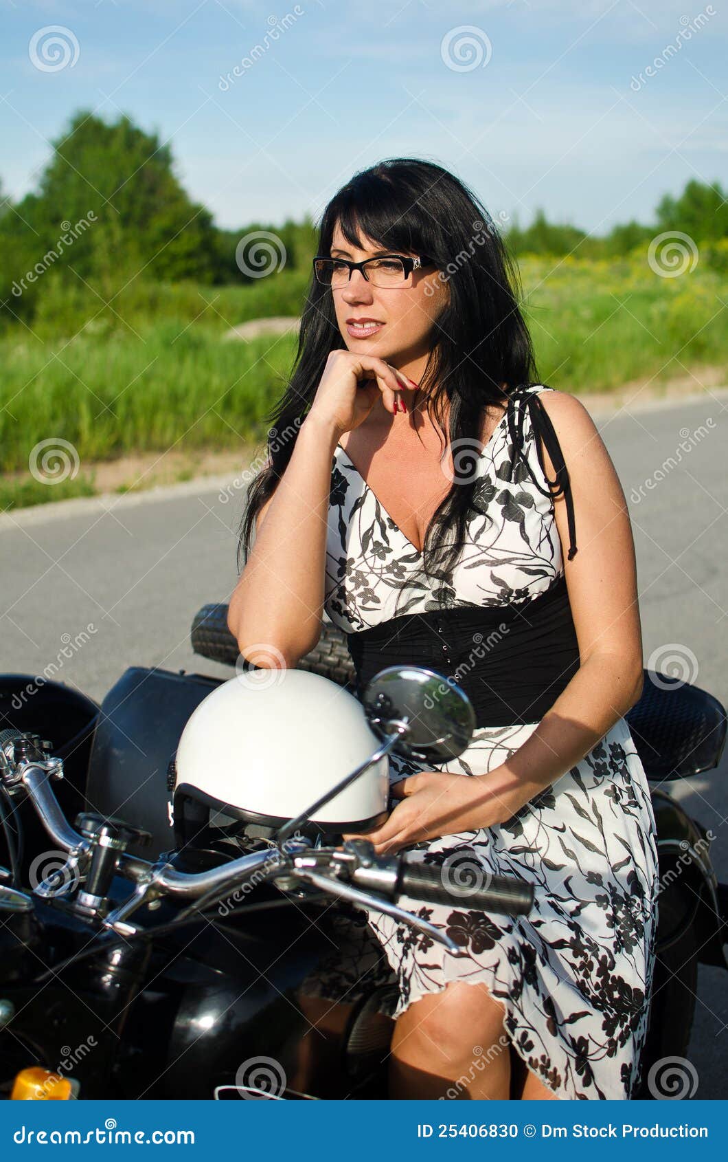 Frau Auf Einem Retro- Motorrad Stockfoto - Bild von radfahrer, freiheit ...