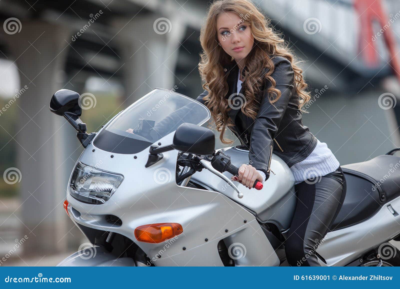 Frau auf Motorrad stockbild. Bild von leistung, nett - 61639001