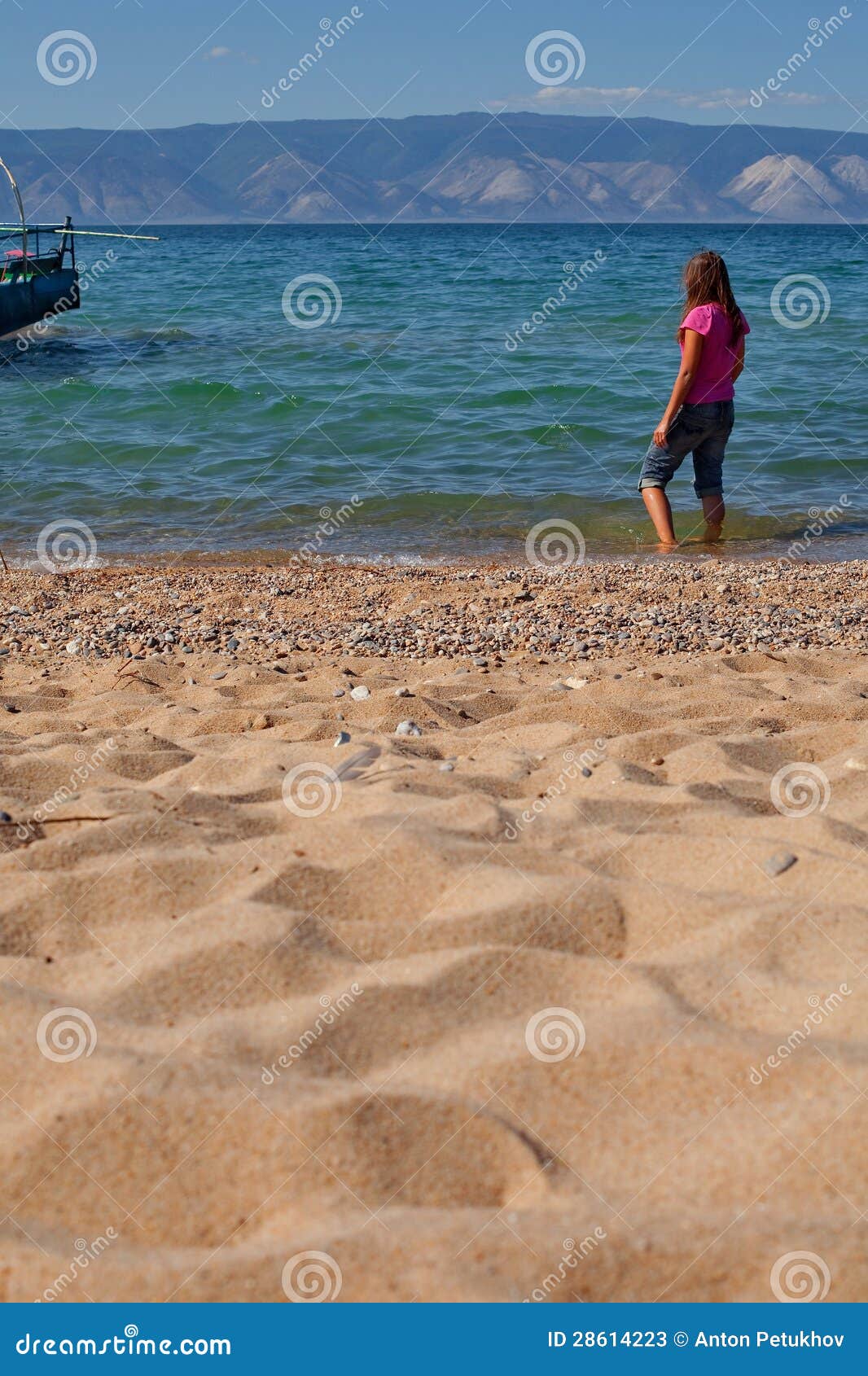 Frau auf Strand stockbild. Bild von einzeln, gestanden - 28614223