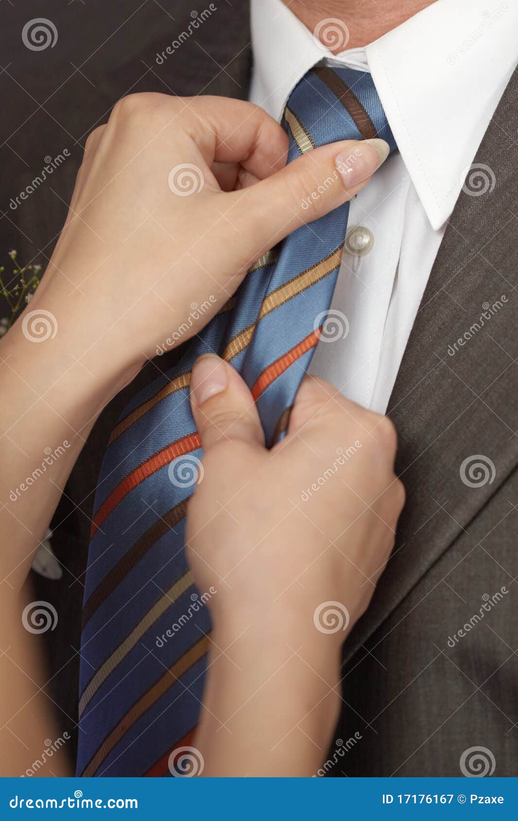 Frau Bindet Mann, Um Zu Binden Stockbild - Bild von studio, foto: 17176167