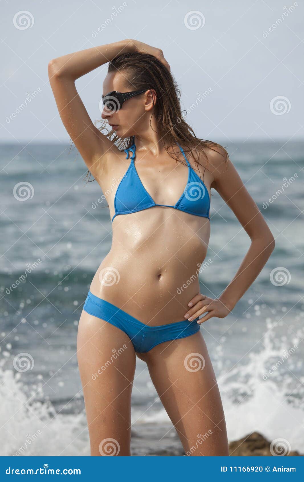 Frau In Den Blauen Bikinis Stockfoto Bild Von Mode Wellen 11166920