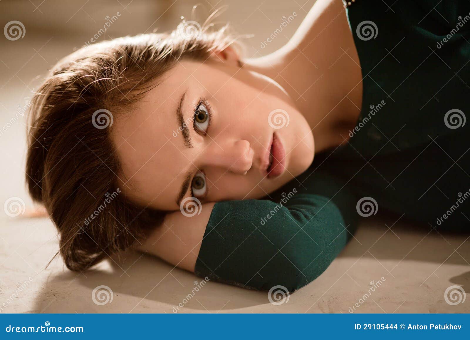Frau Die Auf Boden Liegt Stockfoto Bild Von Rest Augen 29105444