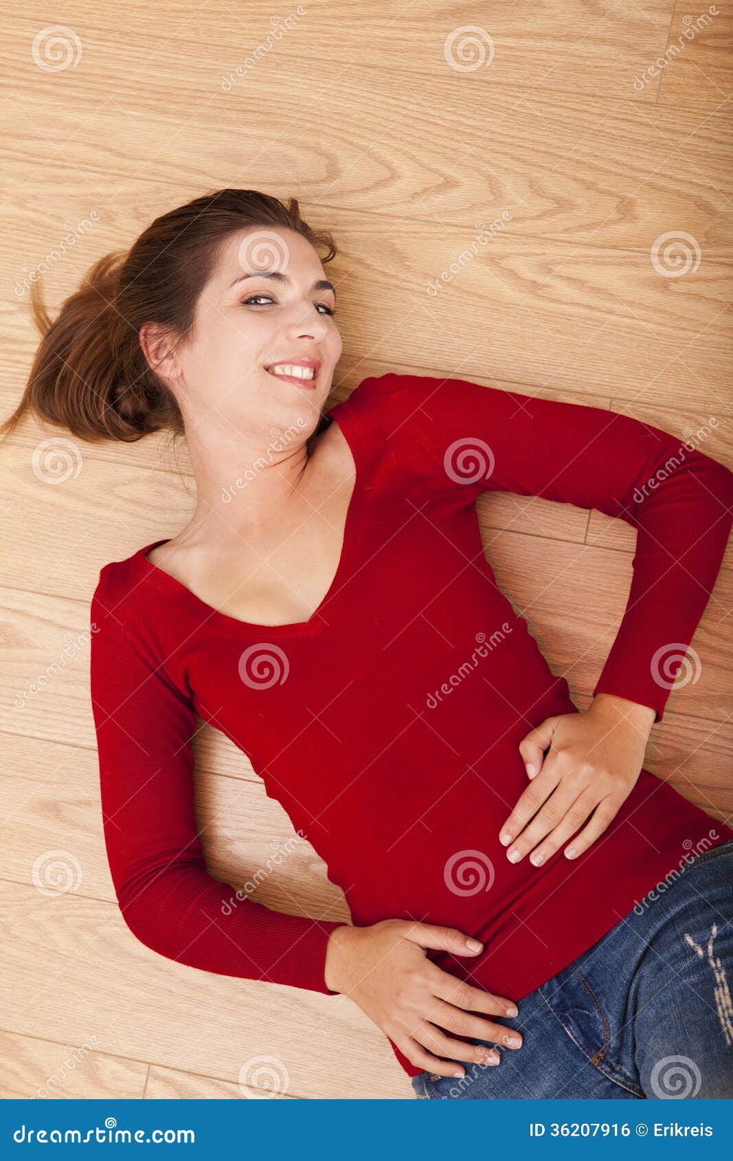 Frau Die Auf Dem Boden Und Dem Lächeln Liegt Stockfoto Bild Von