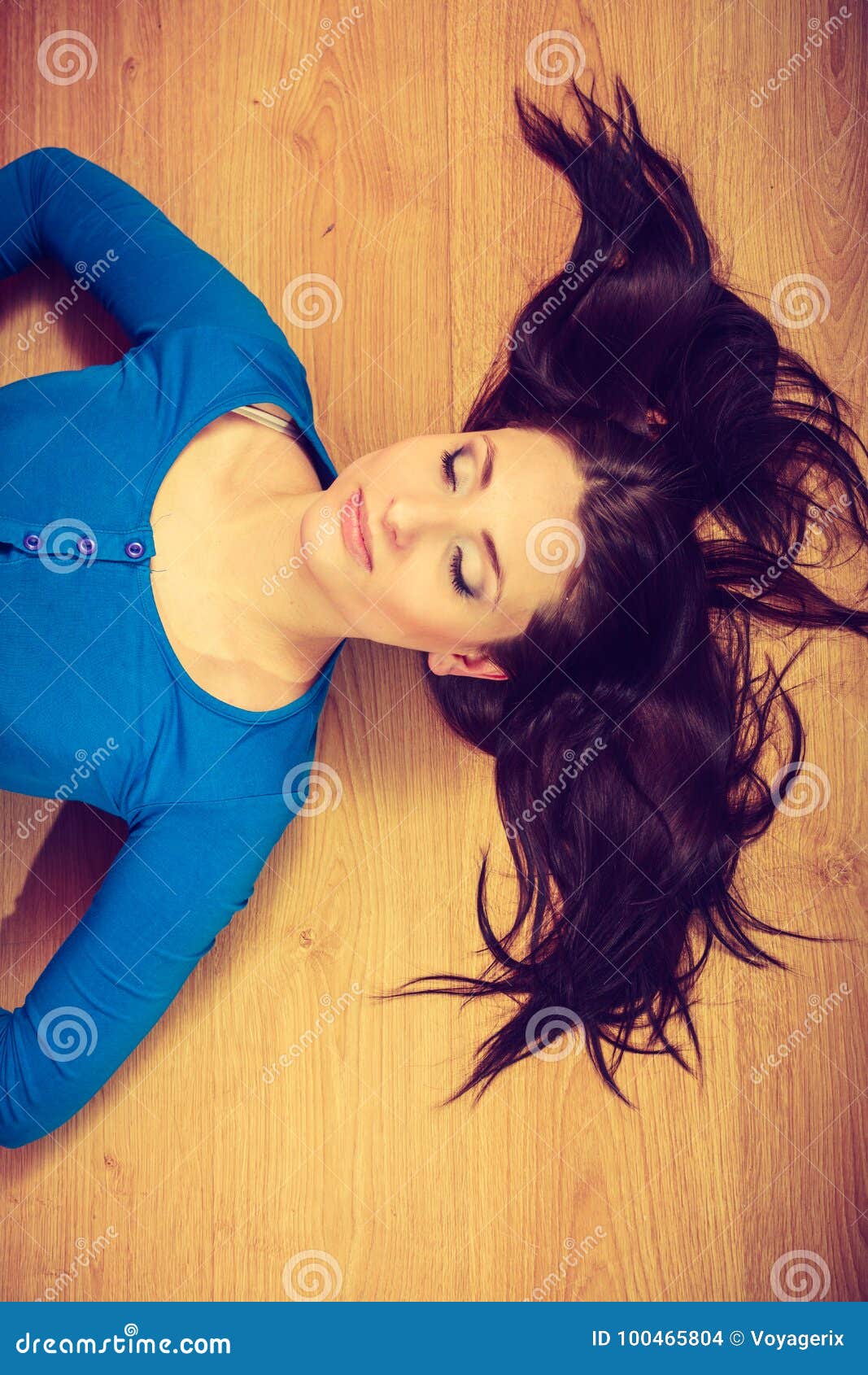 Frau Die Auf Dem Boden Zeigt Ihren Schwangeren Bauch Liegt Stockfoto