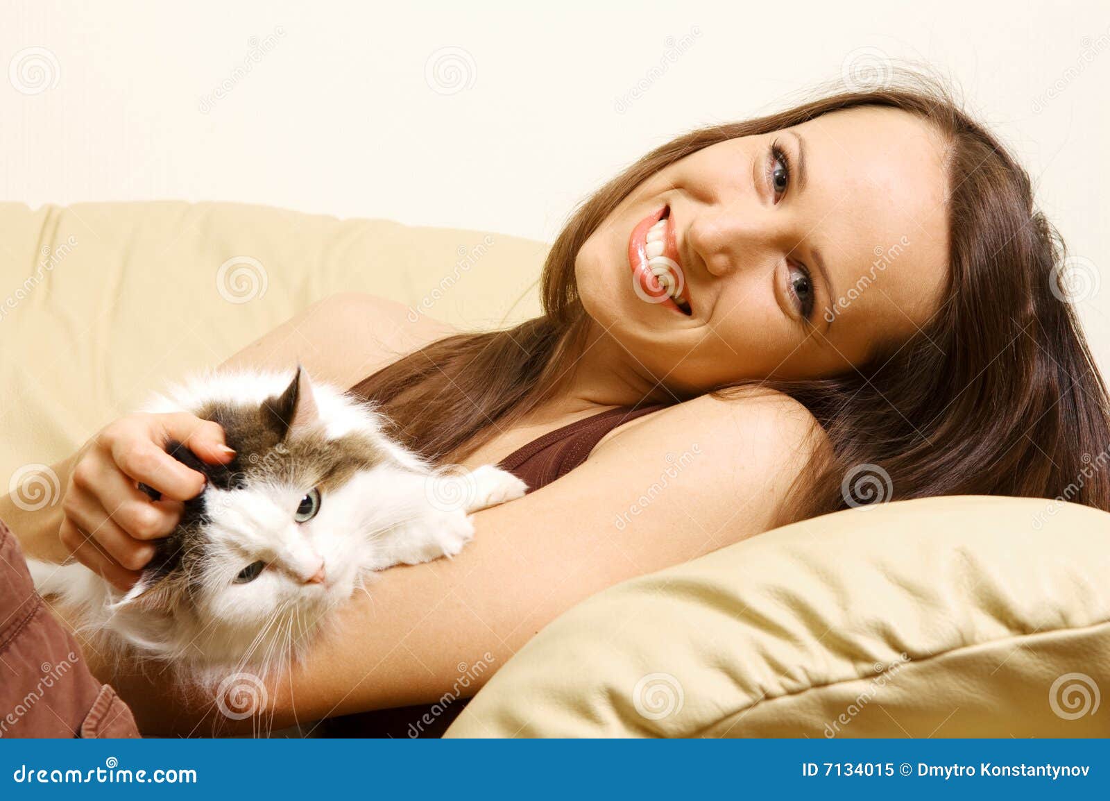 Frau, Die Auf Dem Sofa Mit Ihrer Katze Liegt Stockbild - Bild von ...