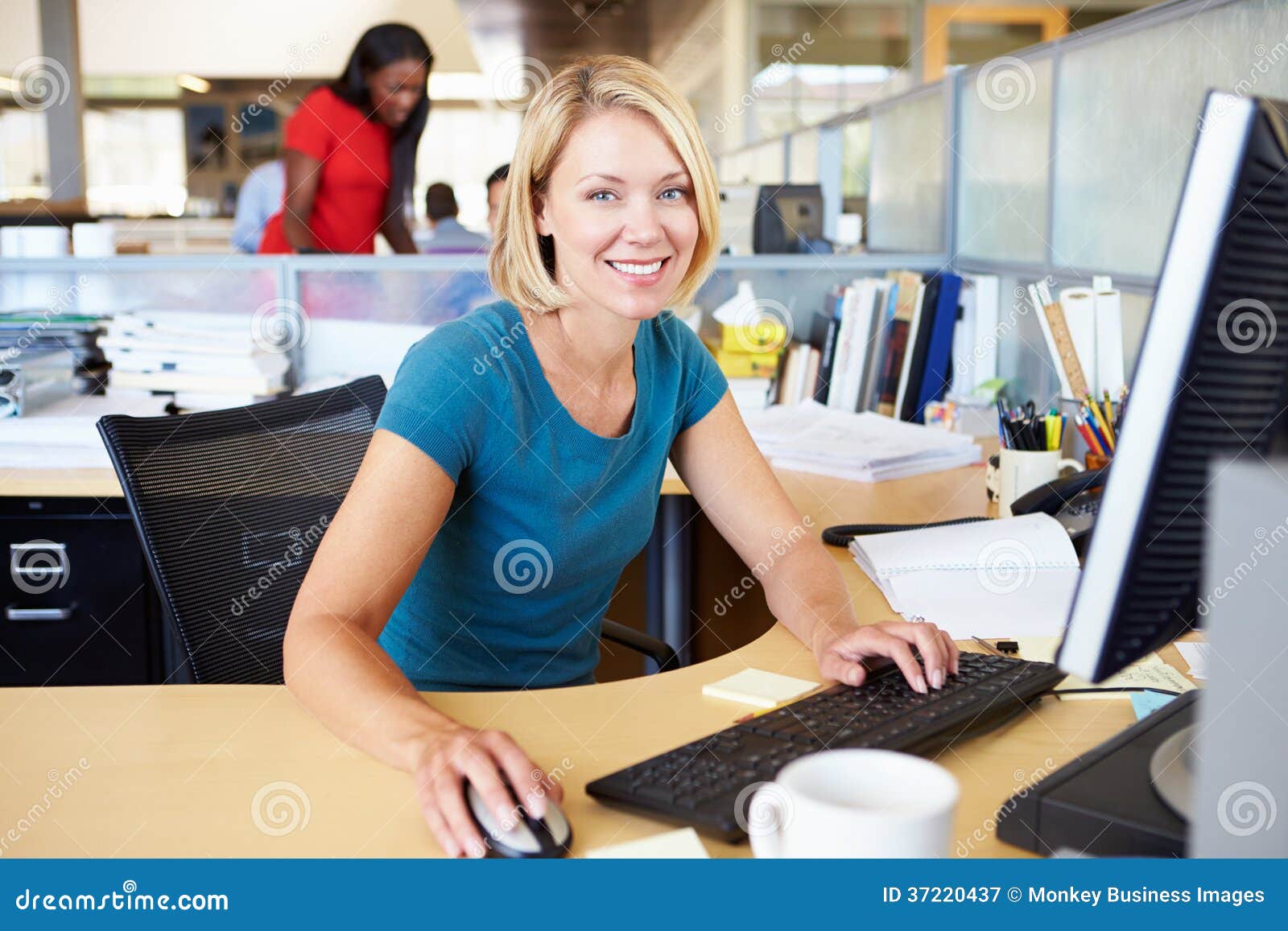 Frau, Die am Computer Im Modernen Büro Arbeitet Stockbild - Bild von ...