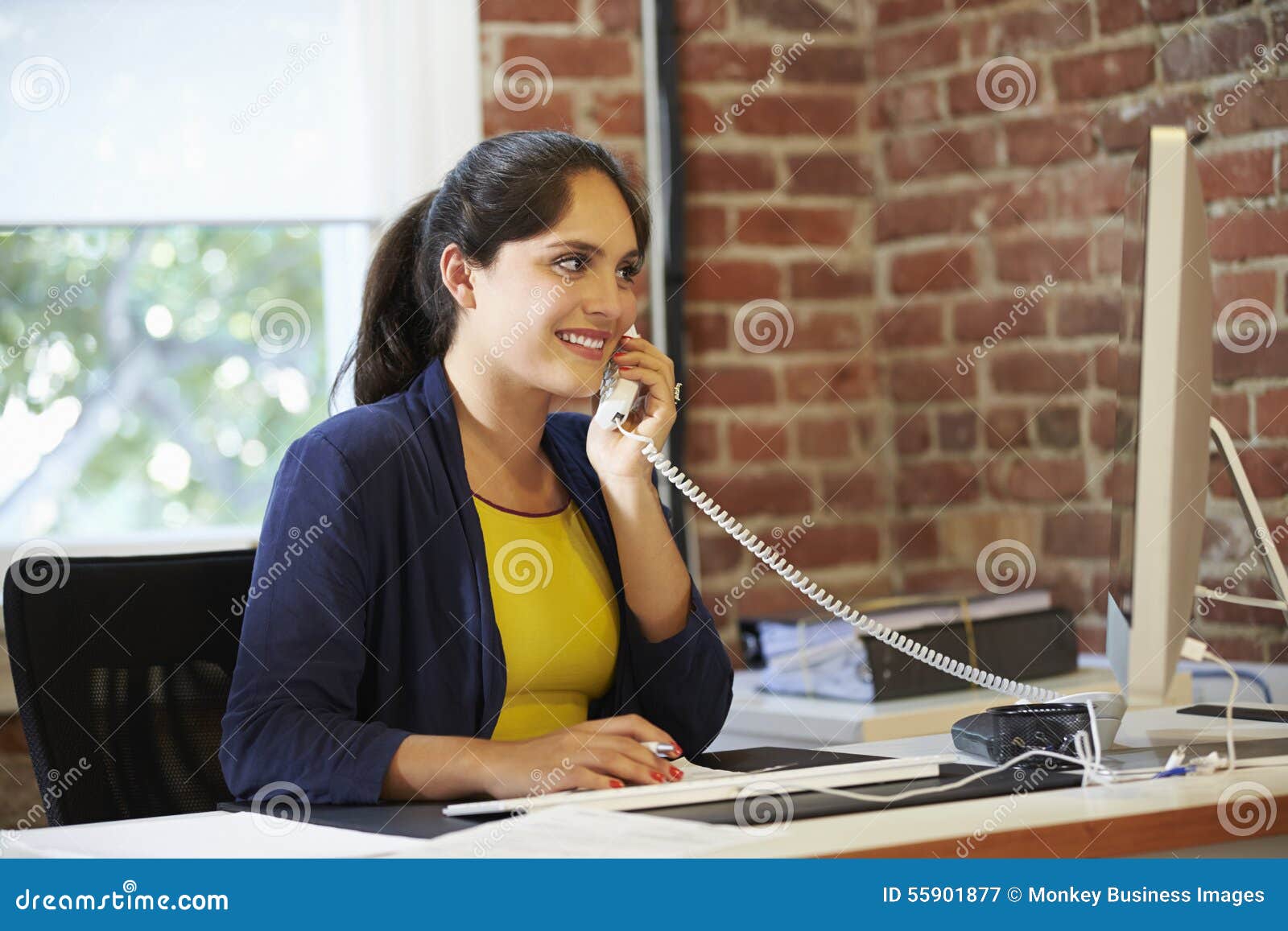 Frau, Die am Computer Im Zeitgenössischen Büro Arbeitet Stockbild ...