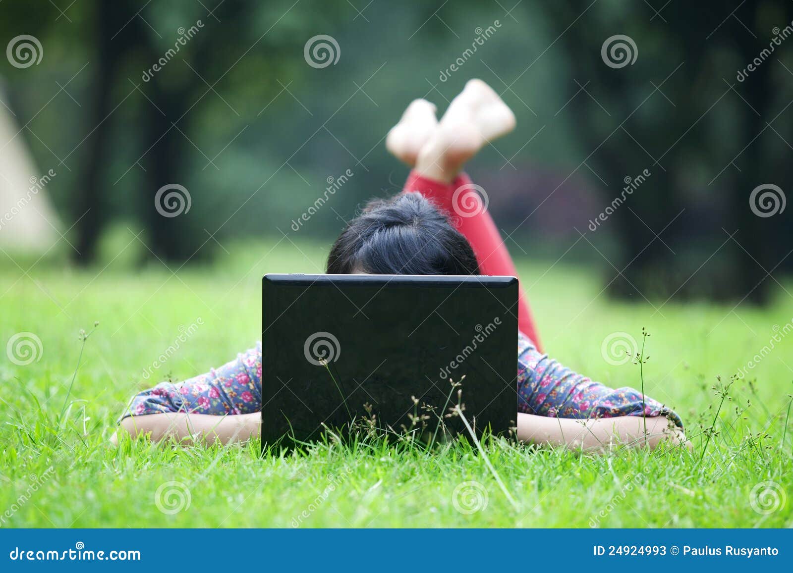 Frau, Die Den Laptop Im Freien Verwendet Stockbild - Bild von grün ...