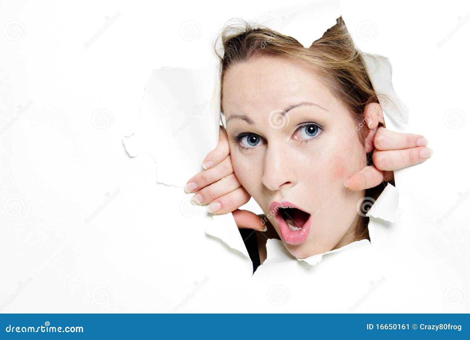 Frau, Die Durch Loch Im Papier Lugt Stockbild - Bild von durchbruch ...