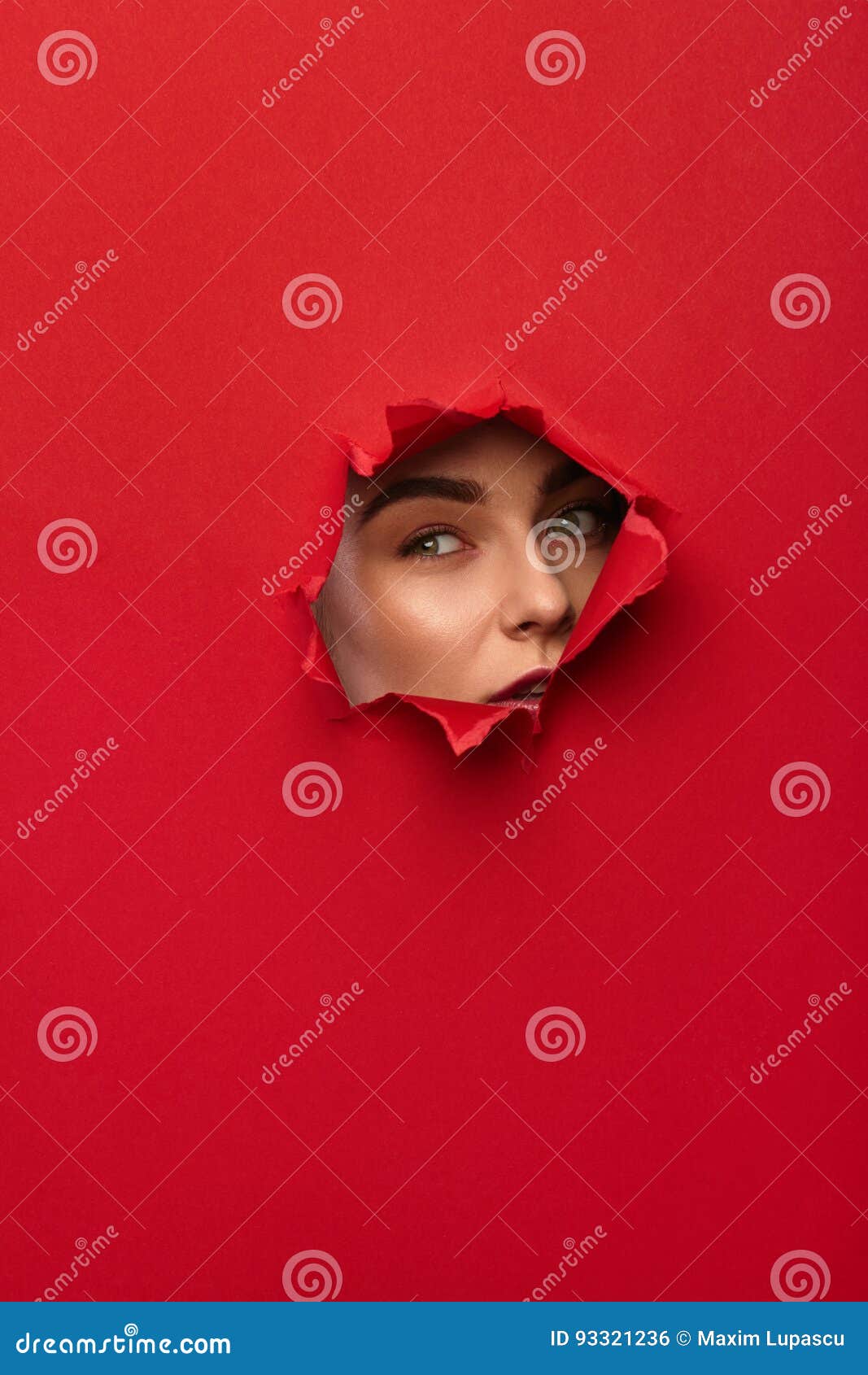 Frau, Die Durch Loch Im Papier Schaut Stockfoto - Bild von loch, frau ...