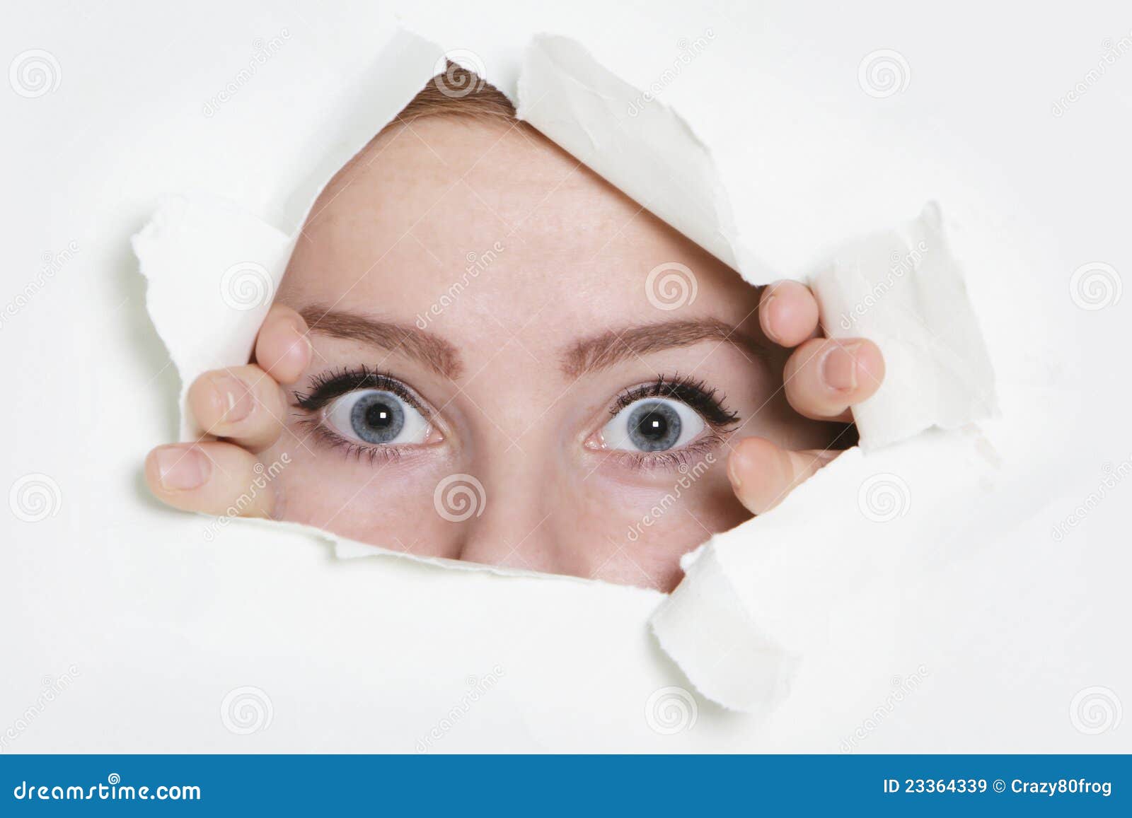 Frau, die durch Loch lugt stockbild. Bild von sprung - 23364339