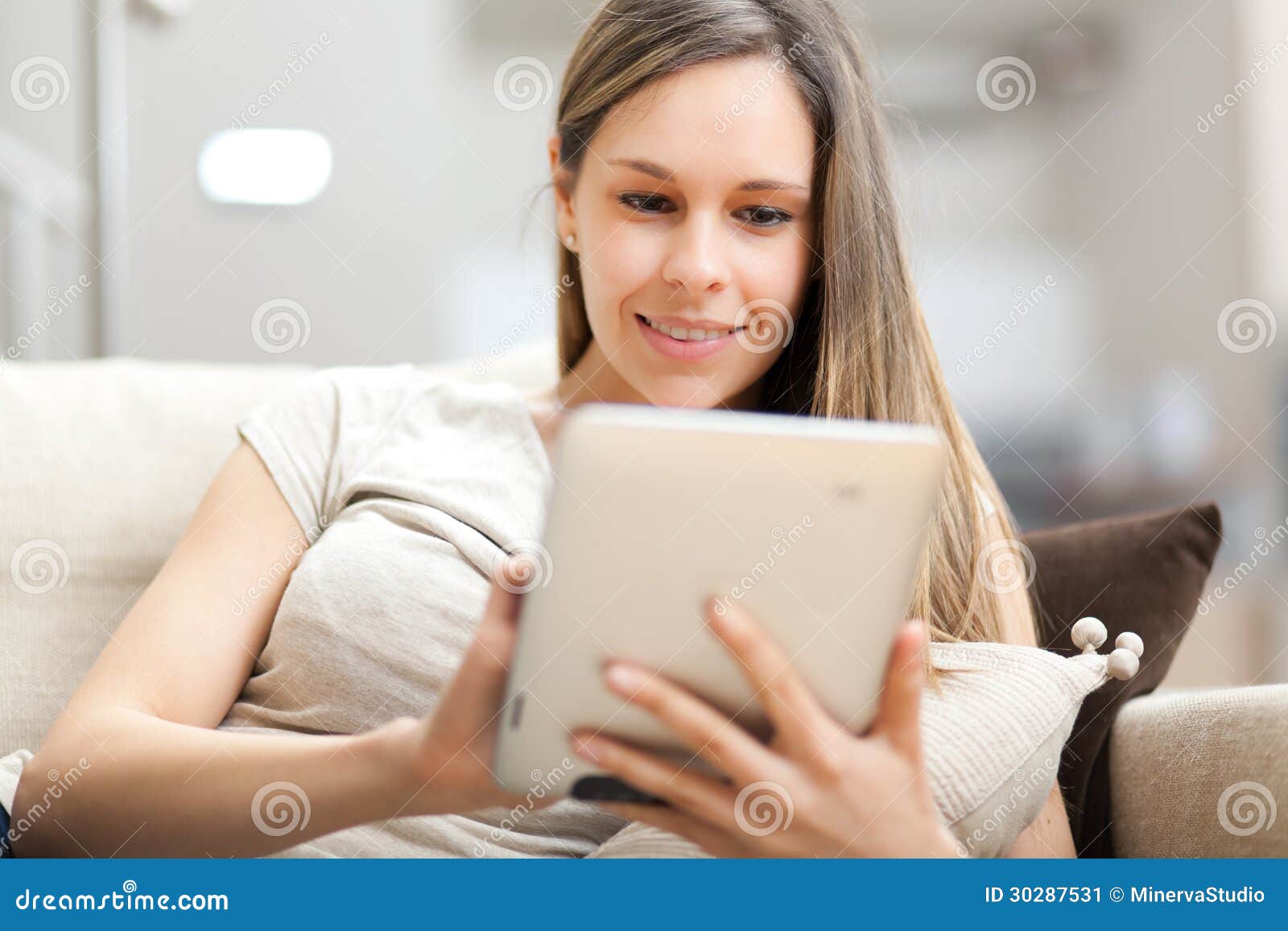 Frau, Die Eine Tablette Verwendet Stockbild - Bild von couch, flach ...