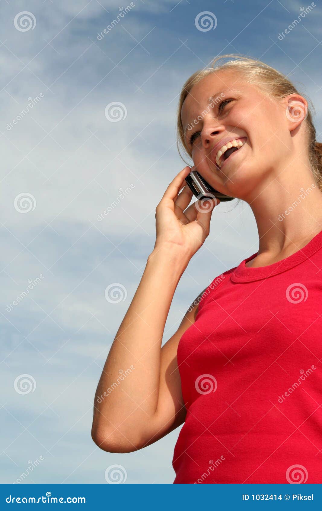 Frau, Die Einen Handy Verwendet Stockfoto - Bild von sommerzeit, schön ...