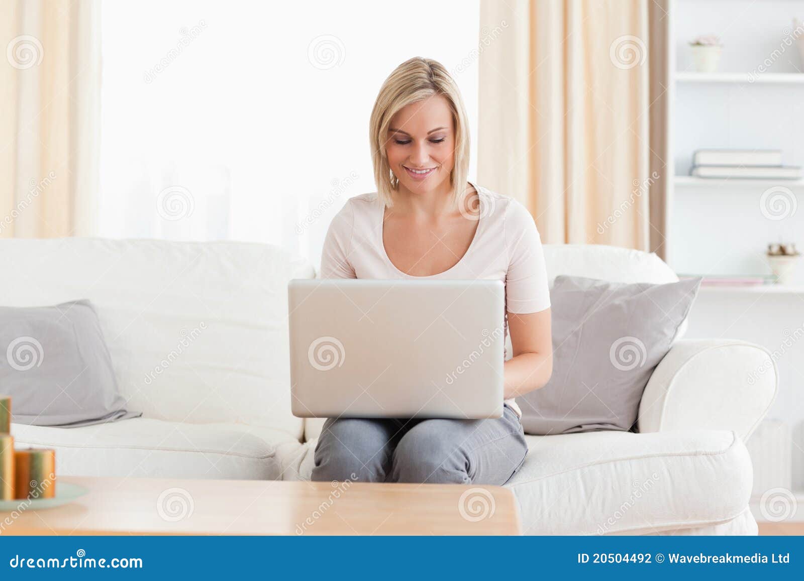 Frau, Die Einen Laptop Verwendet Stockfoto - Bild von haupt, ruhe: 20504492