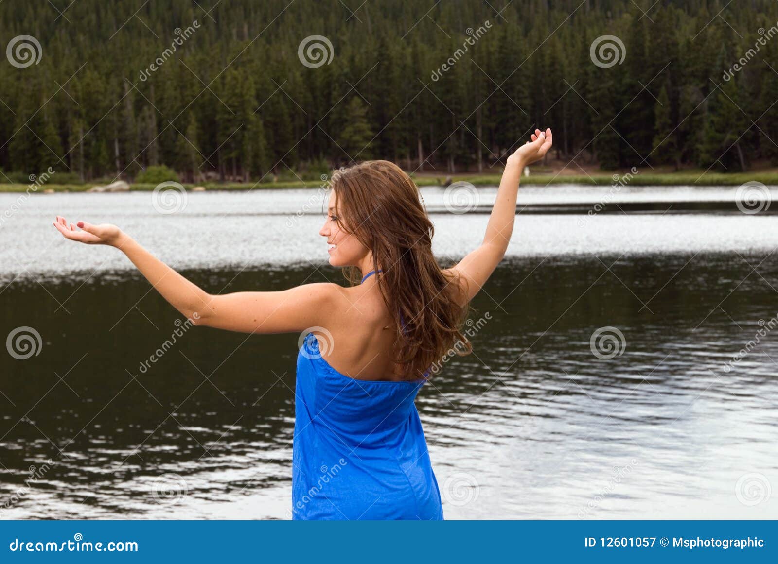 Frau, Die Einen Tag in Einem See Genießt Stockbild - Bild von wald ...