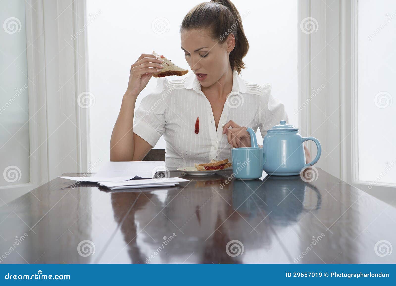 Frau, Die Fleck Auf Hemd Betrachtet Stockbild - Bild von papier, becher ...