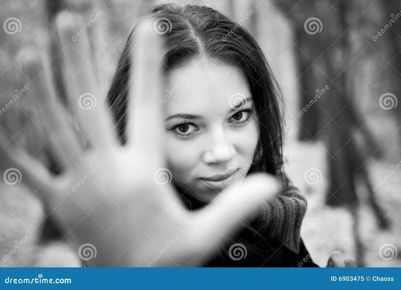 Frau, Die Hand Zur Kamera Ausdehnt Stockbild - Bild von konzept, person ...