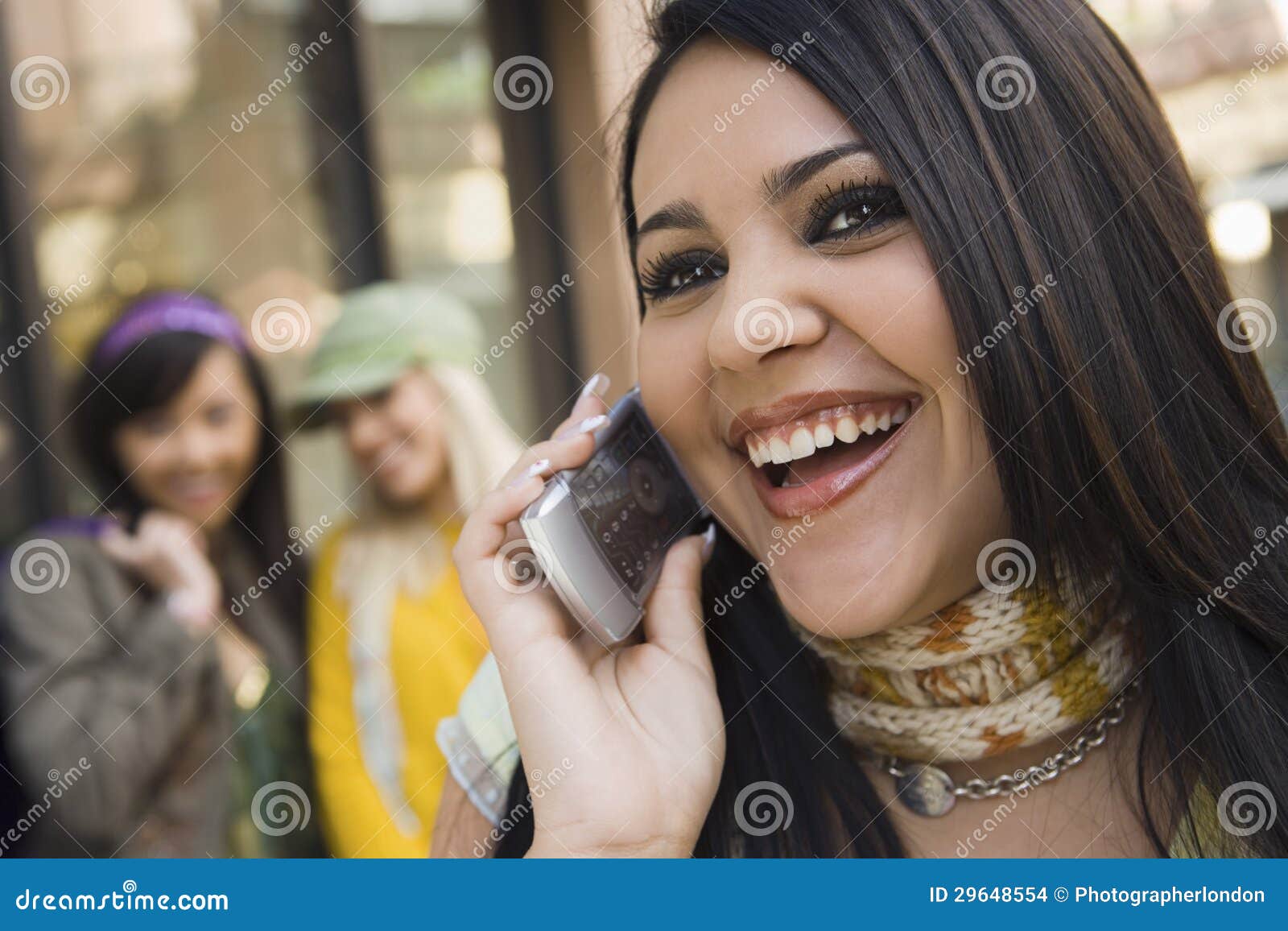 Frau, die am Handy spricht stockfoto. Bild von netz, telefon - 29648554