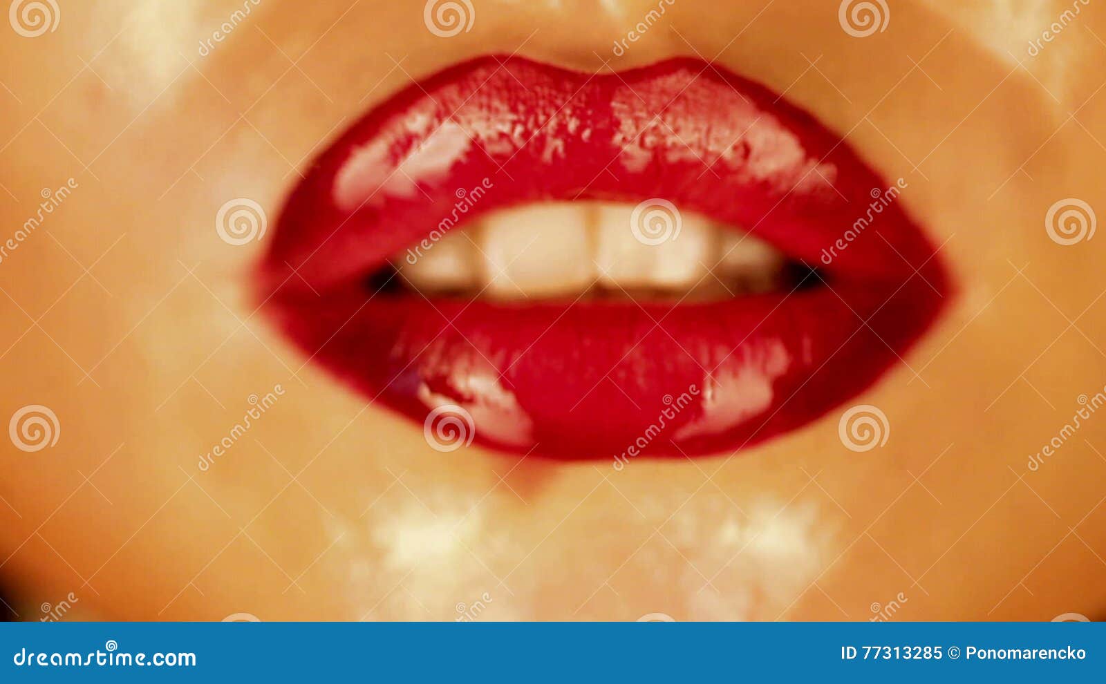 Frau, Die Ihre Lippen Leckt Stock Video - Video von studio, herrlich ...