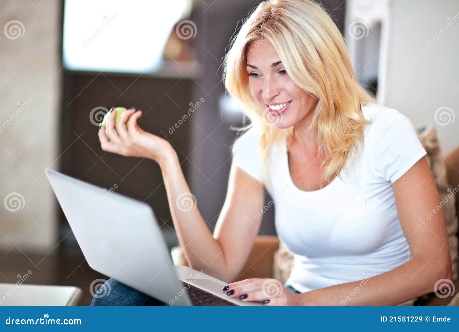 Frau, Die in Ihrem Laptop Arbeitet Stockbild - Bild von kaukasisch ...