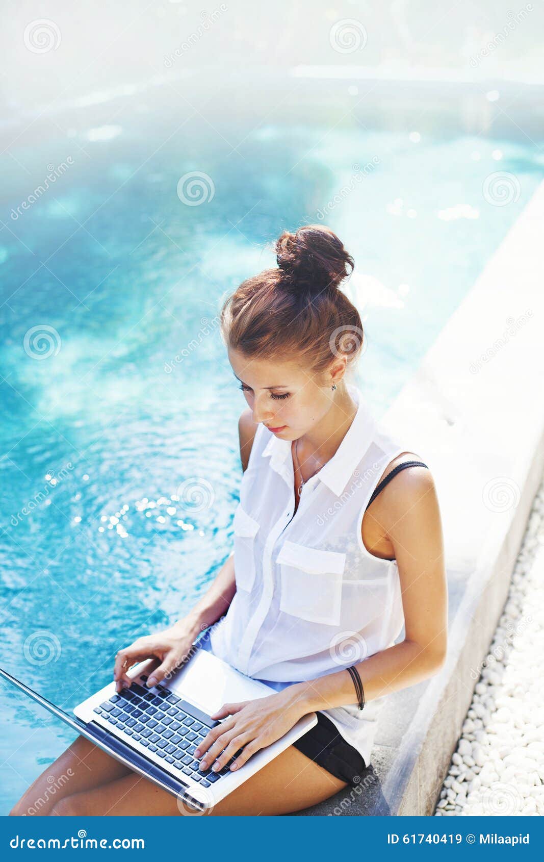 Frau, Die an Ihrer Laptop-Computer Arbeitet Stockbild - Bild von ...