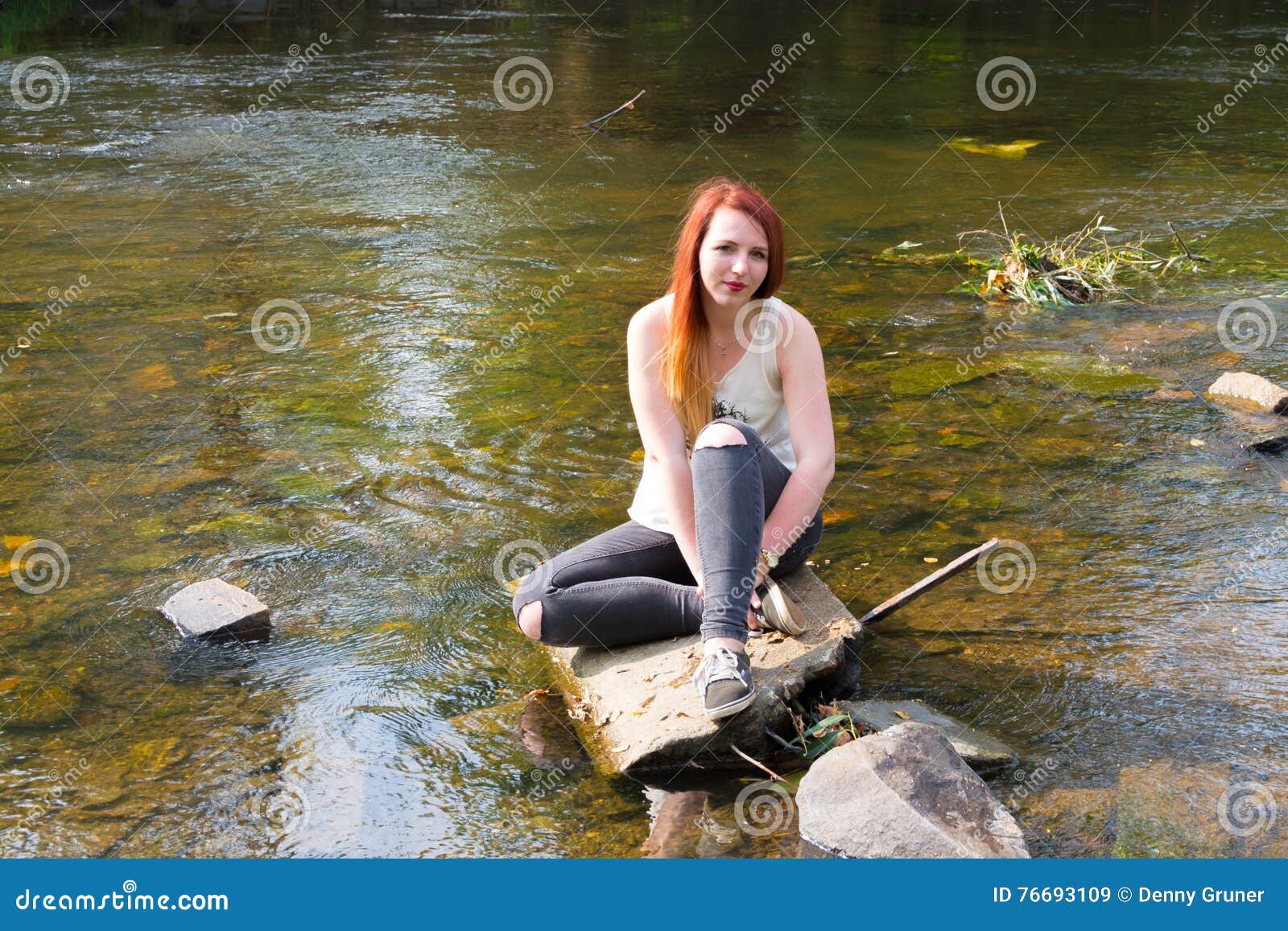 Frau, die im Fluss sitzt stockbild. Bild von draussen - 76693109
