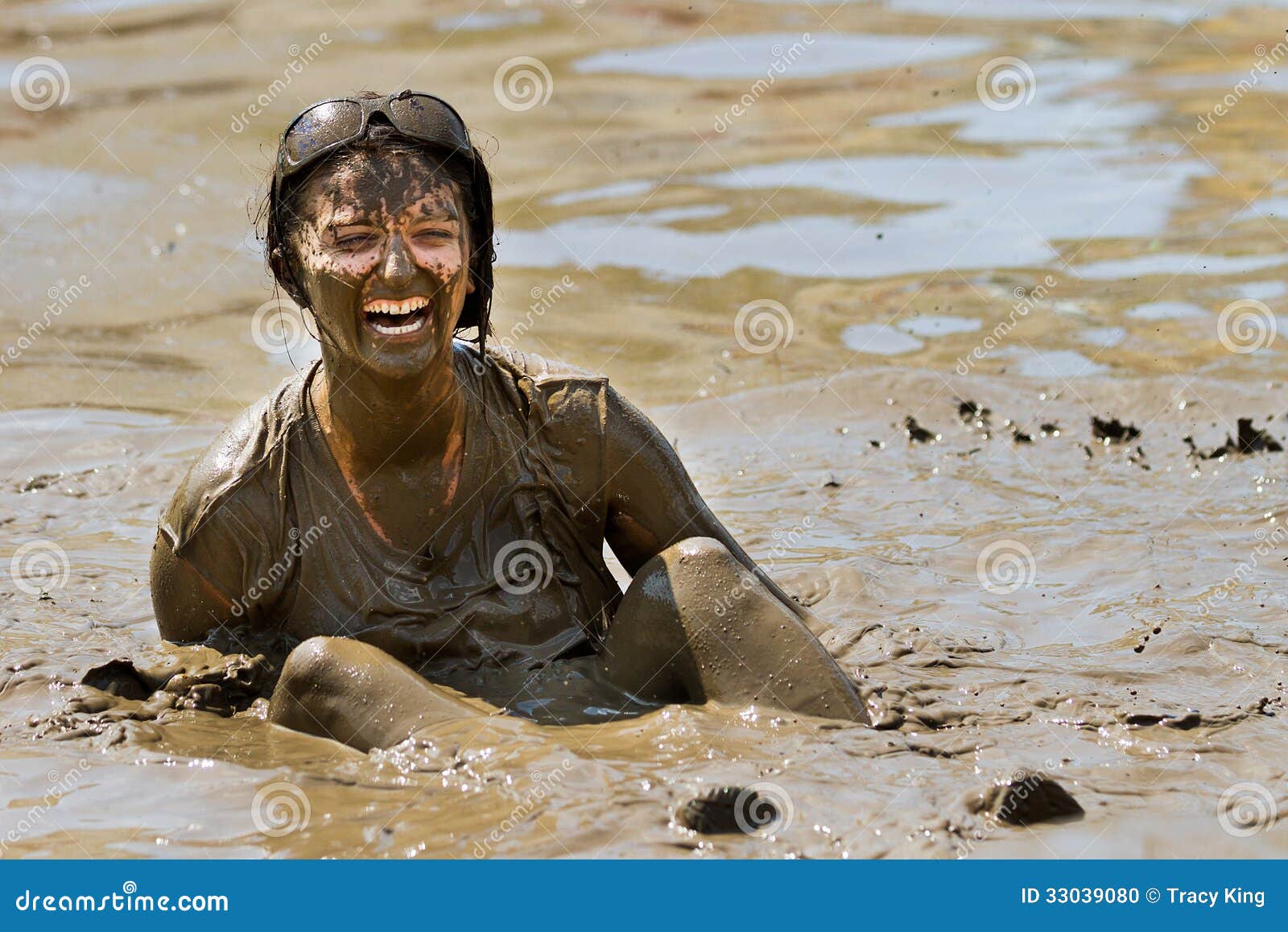 Frau, Die Im Schlamm Lächelt Redaktionelles Bild - Bild von aktivität ...