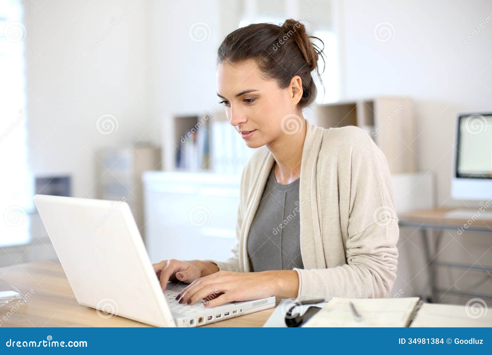 Frau, Die an Laptop Arbeitet Stockfoto - Bild von geschäftsfrau ...