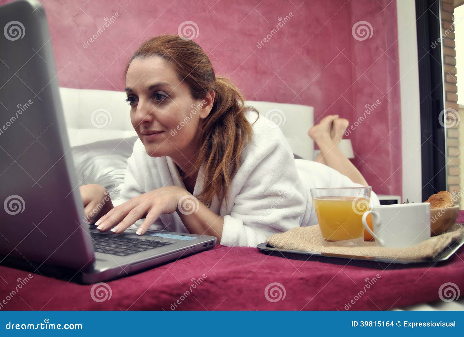 Frau, Die Mit Computer in Ihrem Raum Arbeitet Stockfoto - Bild von ...