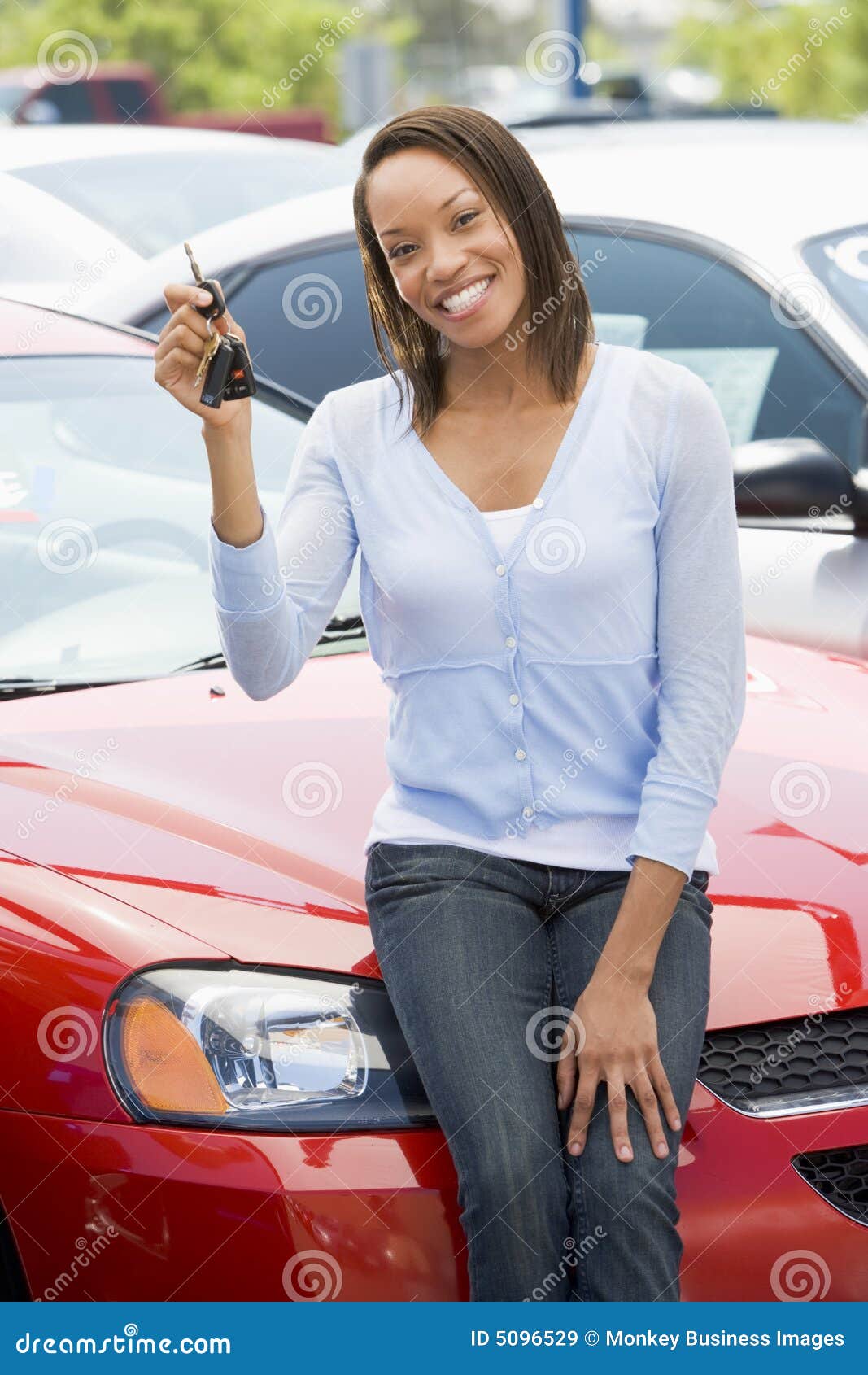 Frau, Die Neues Auto Aufhebt Stockbild - Bild von einzelverkauf ...
