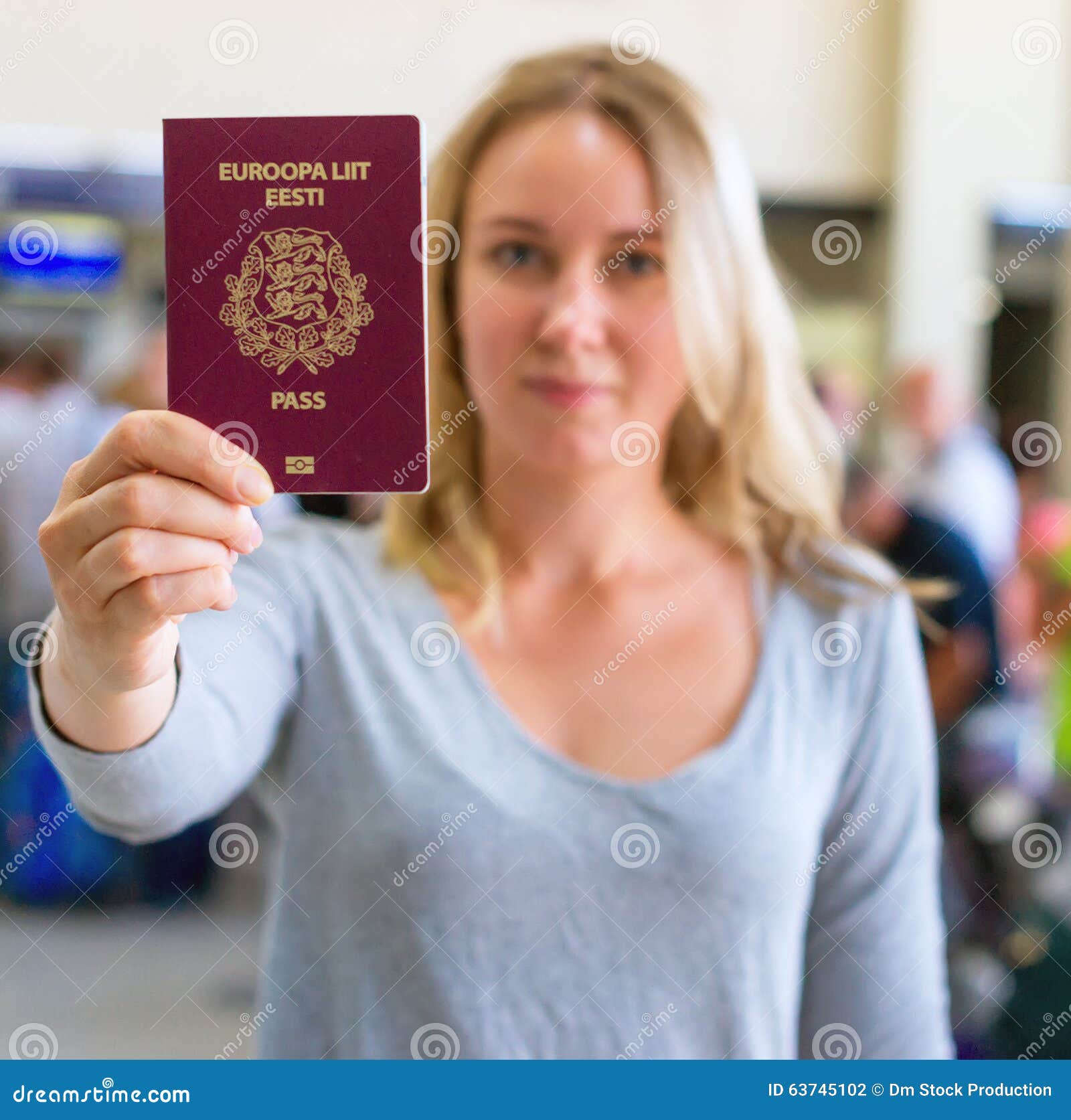 Frau, die Pass zeigt stockfoto. Bild von beiläufig, mädchen - 63745102