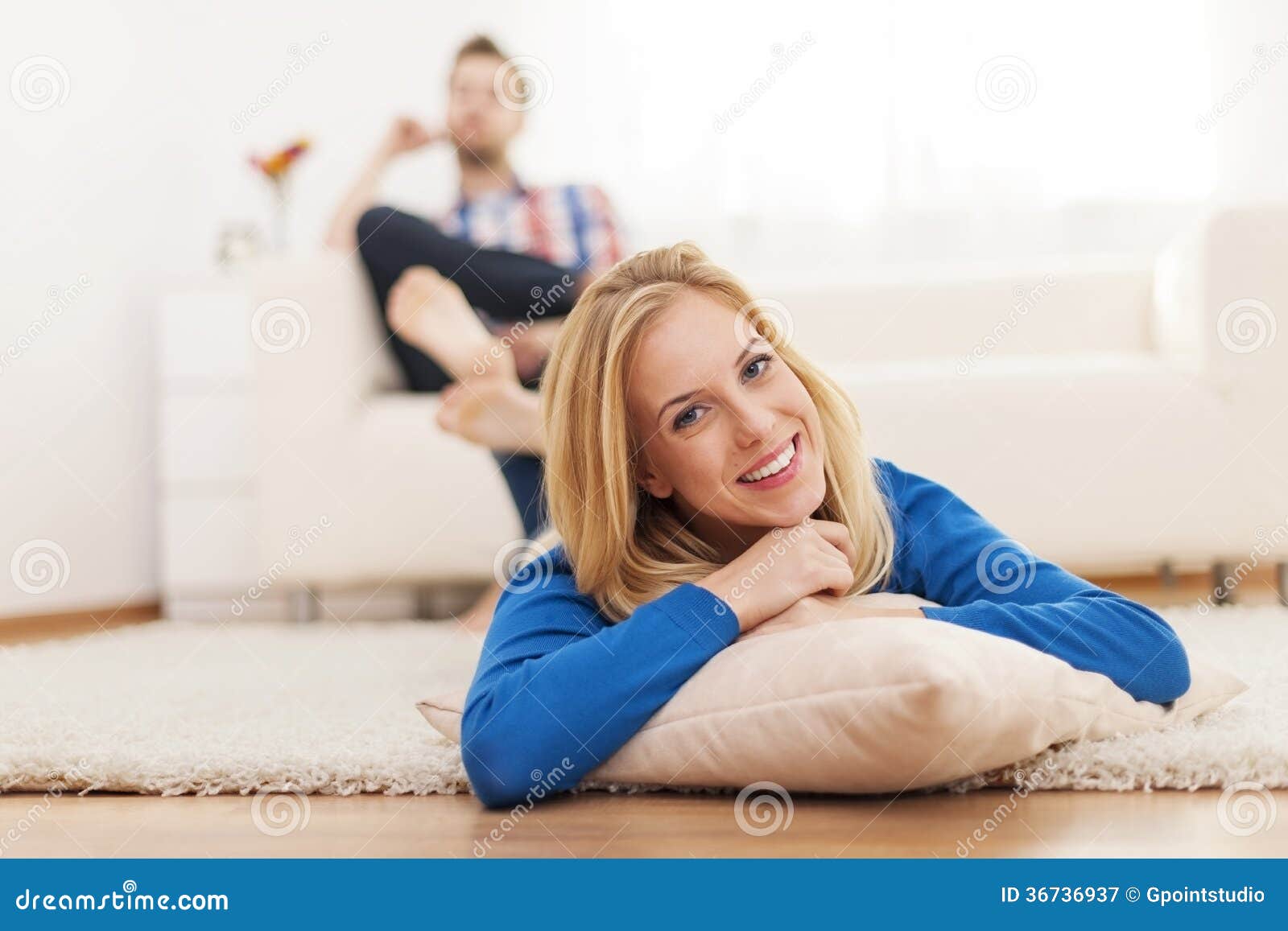 Frau, Die Sich Auf Teppich Hinlegt Stockbild - Bild von raum, reinheit ...