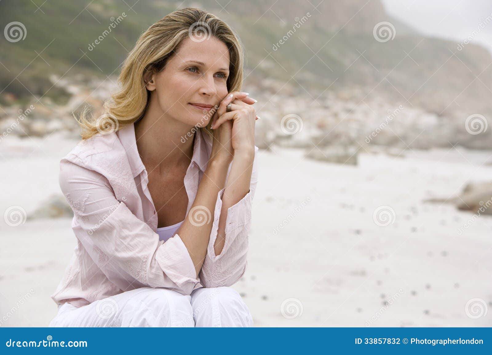 Frau, die am Strand träumt stockfoto. Bild von aktivität - 33857832