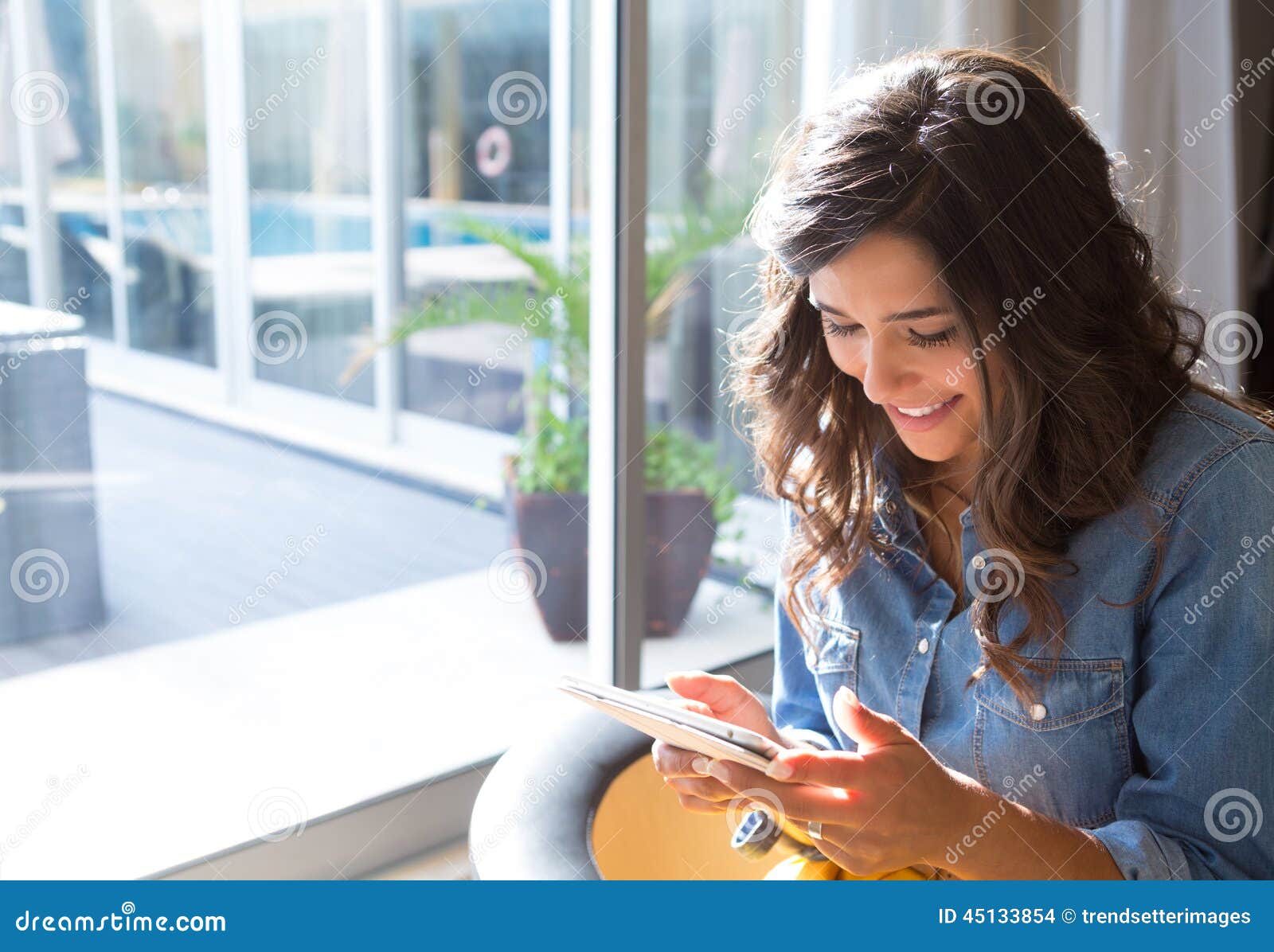 Frau, Die Tablette Verwendet Stockfoto - Bild von rock, bildschirm ...